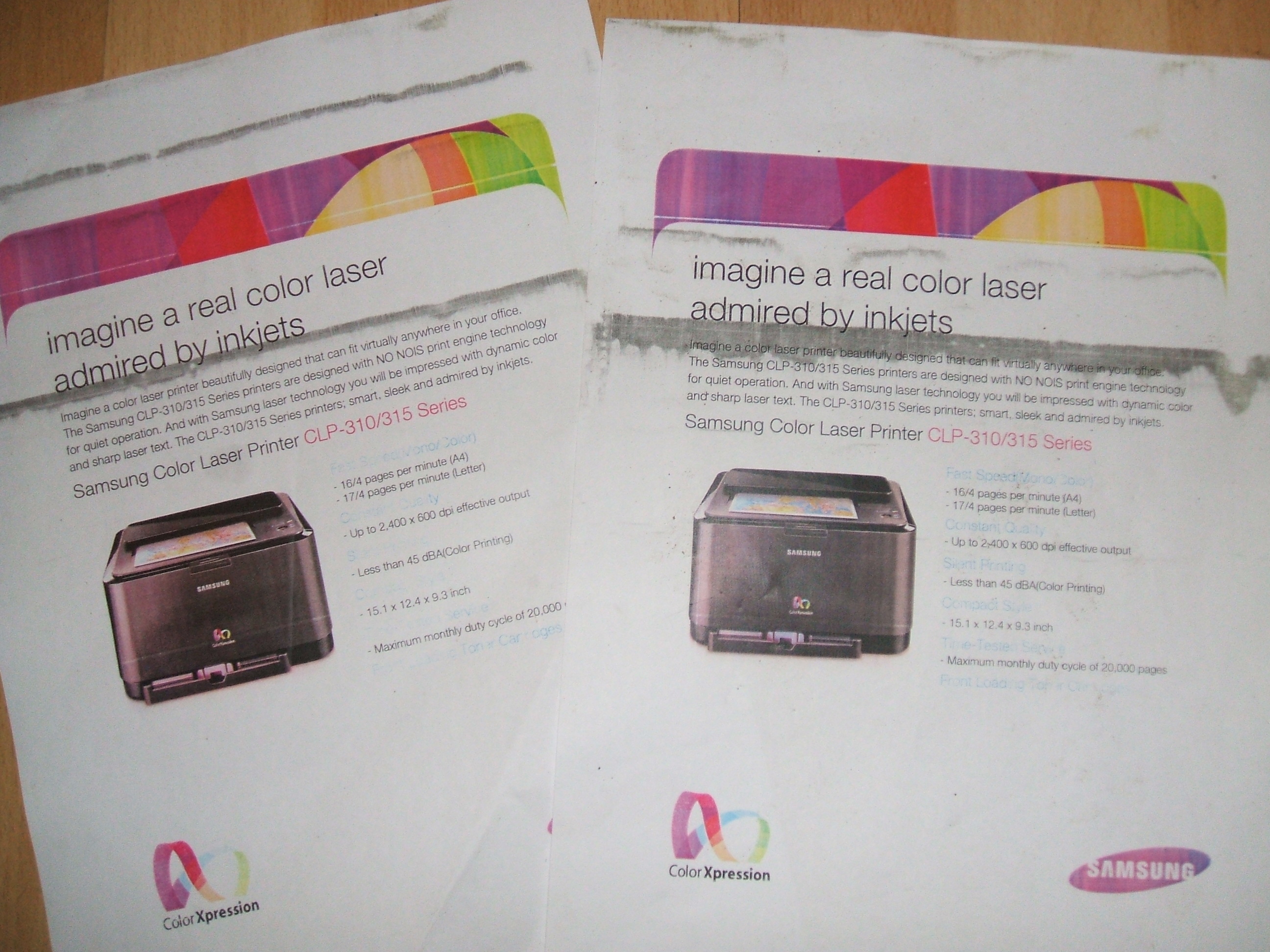 Samsung CLP-310 - Drukarka drukuje czarne zabrudzenia