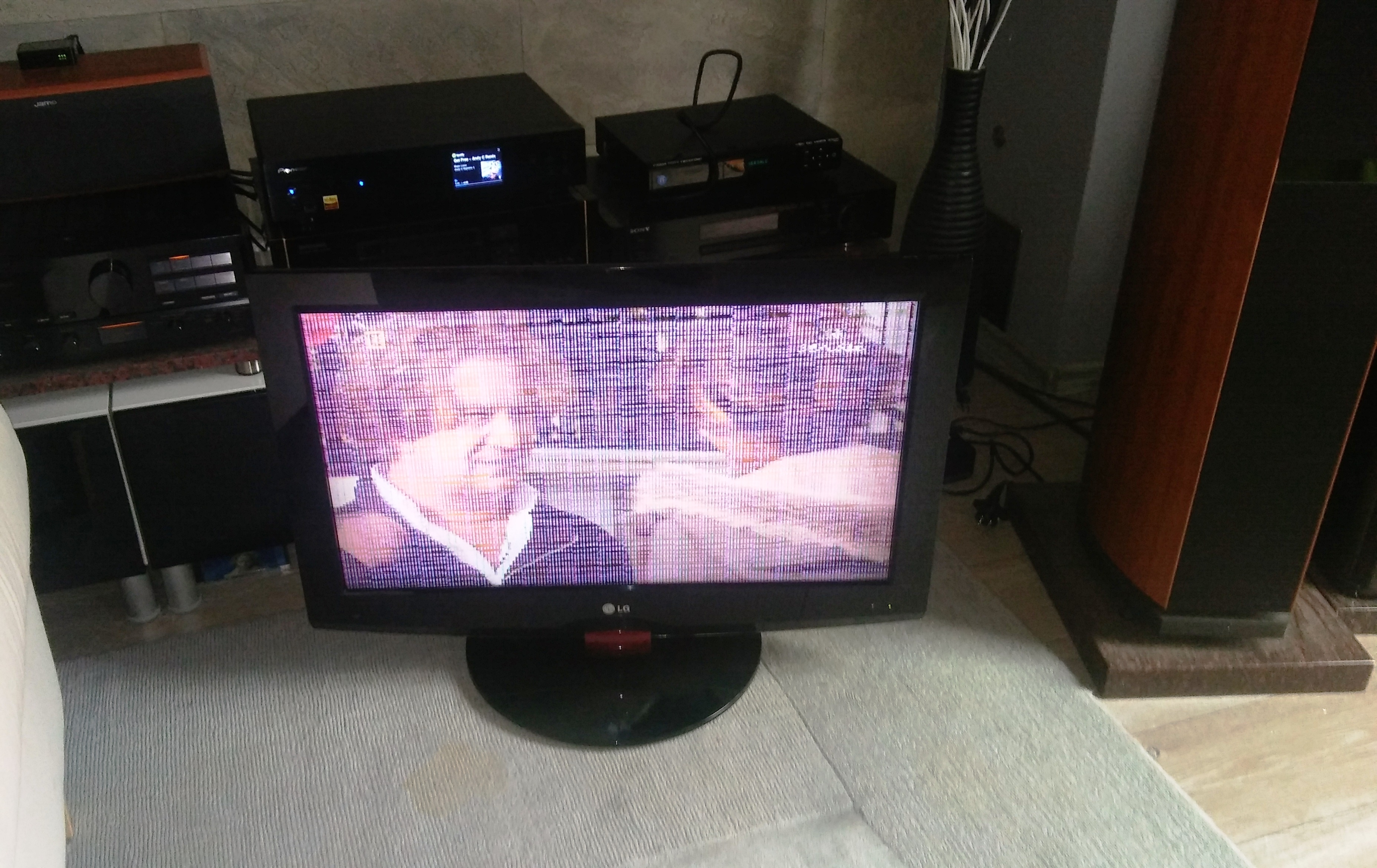 LG 32LB75 Obraz znika następnie jest zniekształcony i śnieży