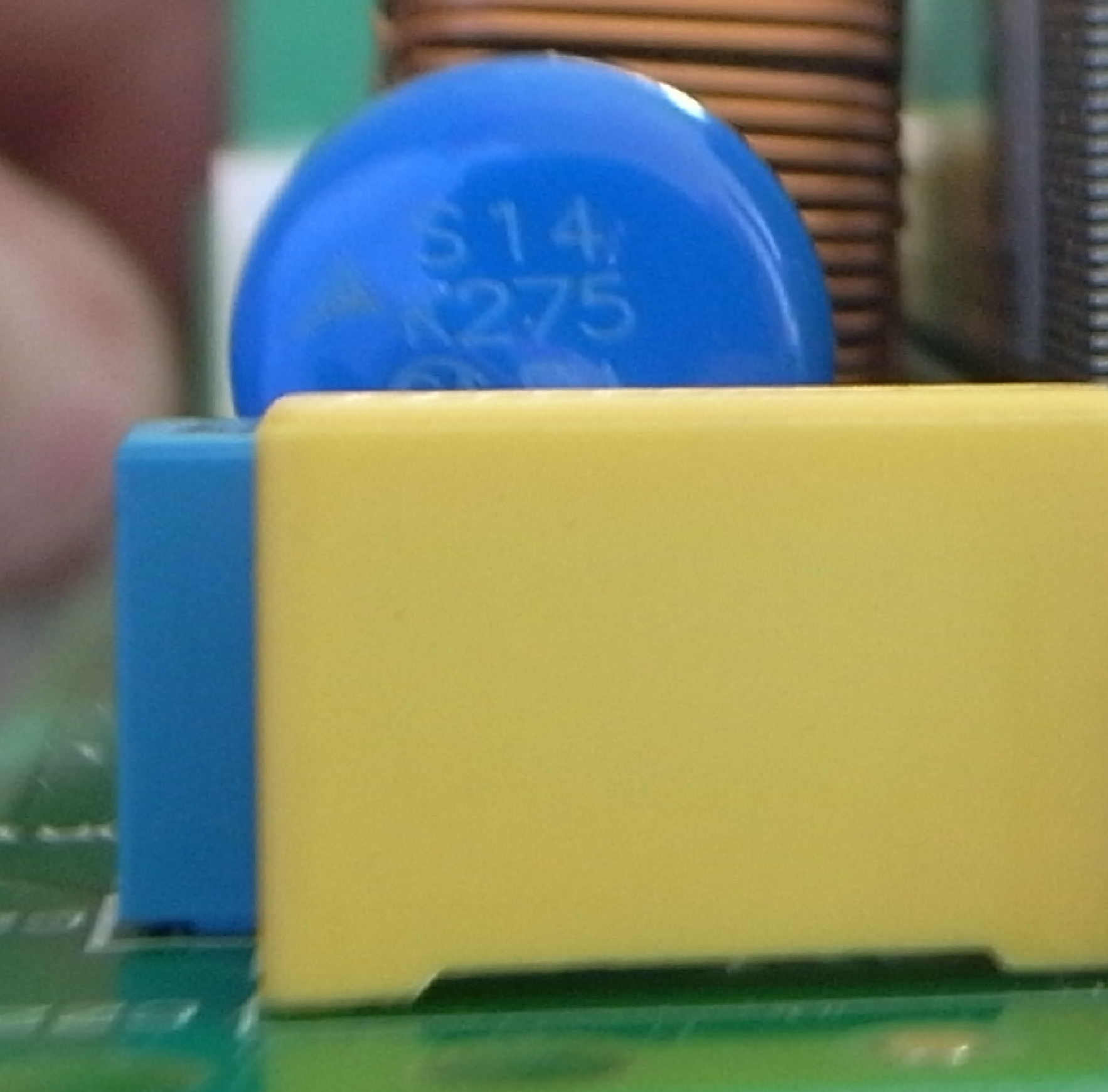 Identyfikacja komponentów elektronicznych do centrali