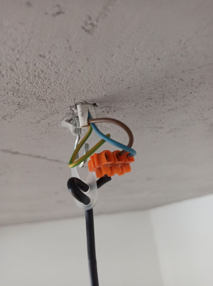 [Rozwiązano] Uruchomienie światła na korytarzu bez otwierania szafy ...