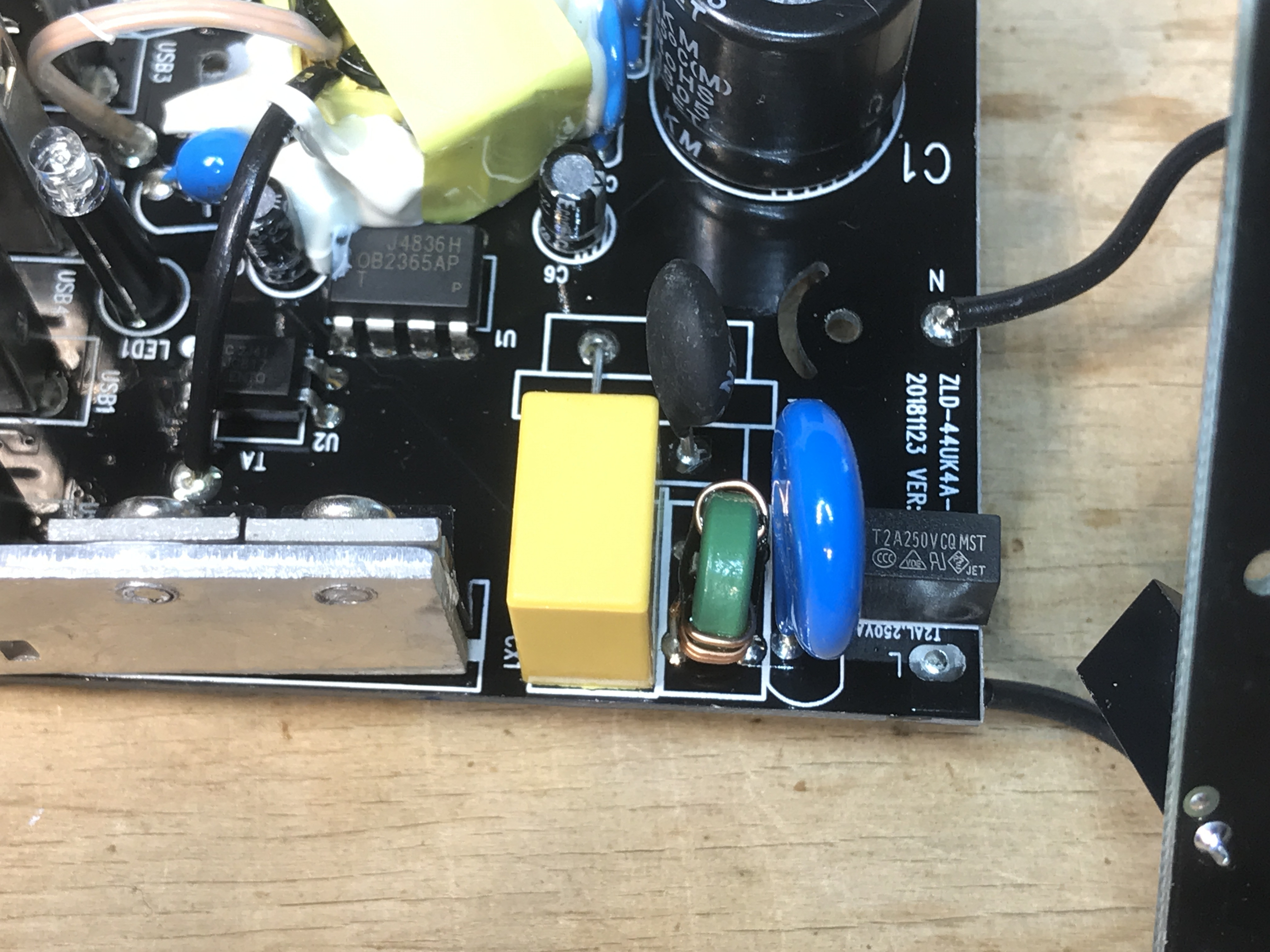 [TYWE2S/ESP8266] Woox R4027 four-slot WiFi controlled USB power strip