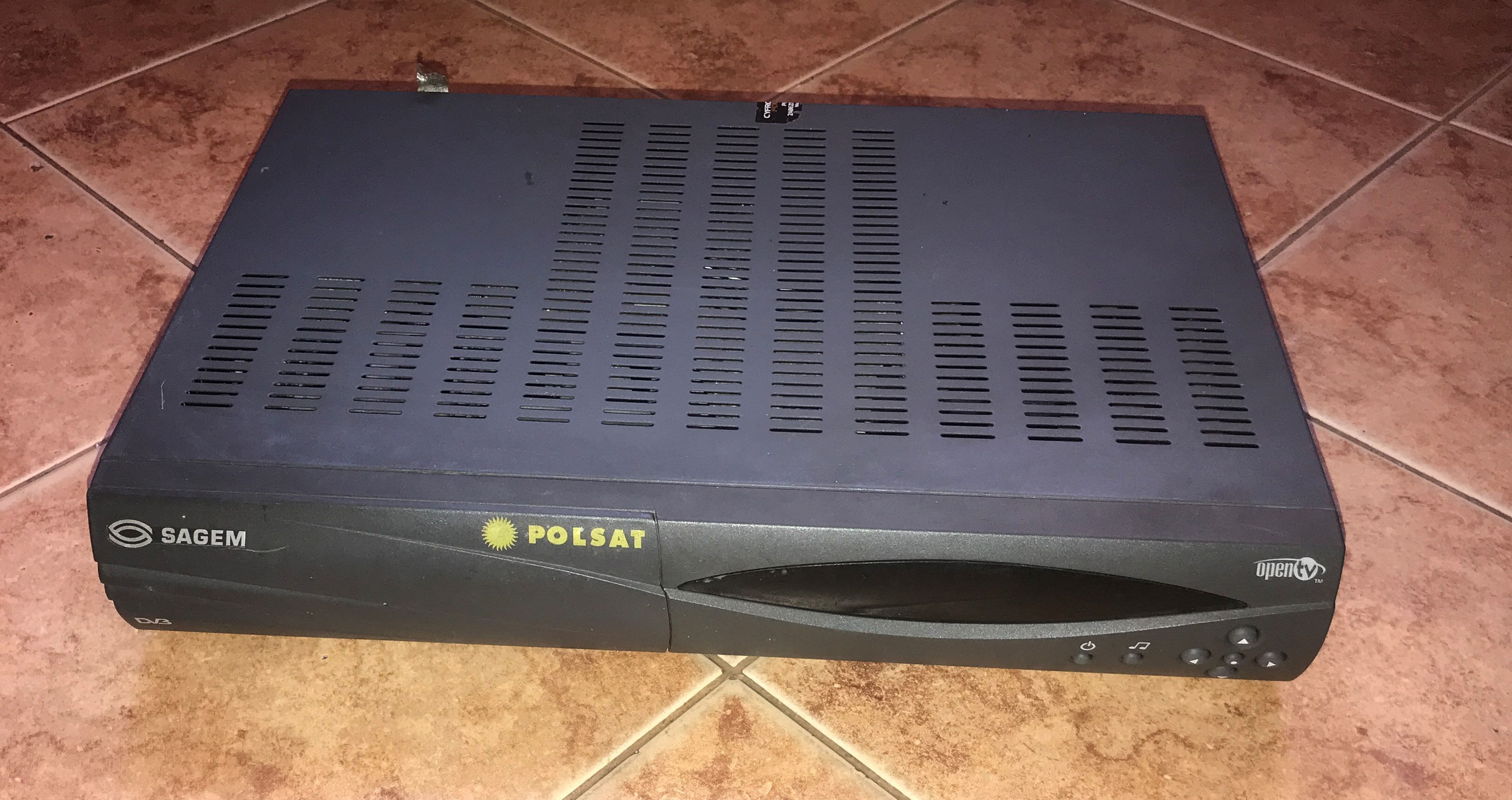 Stary tuner sat Sagem/Cyfrowy Polsat oraz czym kończy się brak sprzątania po zwierzętach w pokoju