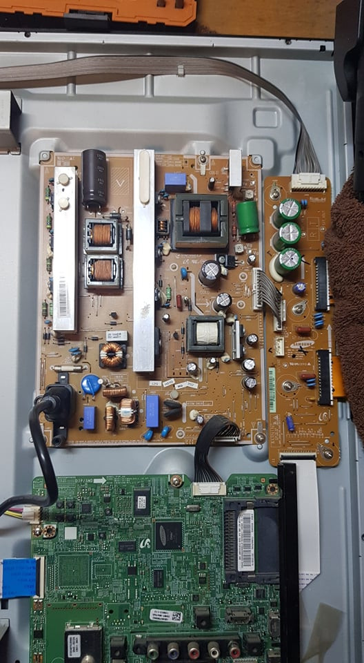 Samsung PS43E450 Plasma: Nie uruchamia się, napięcie Vs i Va spada