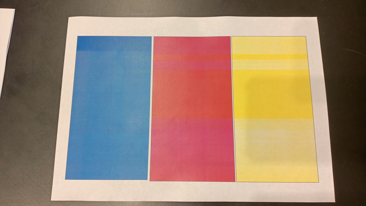 OKI MC562 - wydruki w kolorze z pasmami jasnymi i ciemnymi