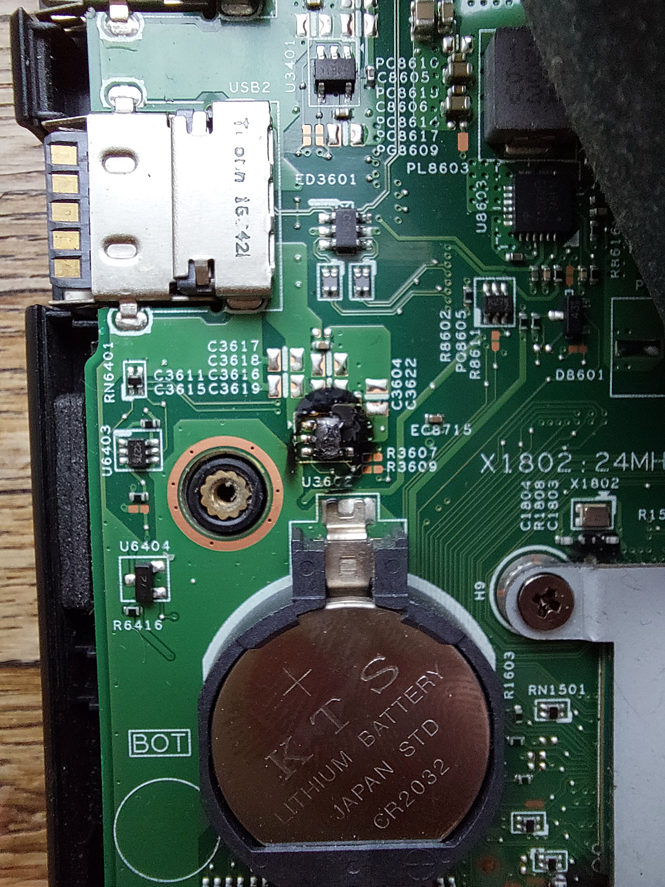 Lenovo Ideapad 700 15isk 80ru - spalony element na płycie głównej