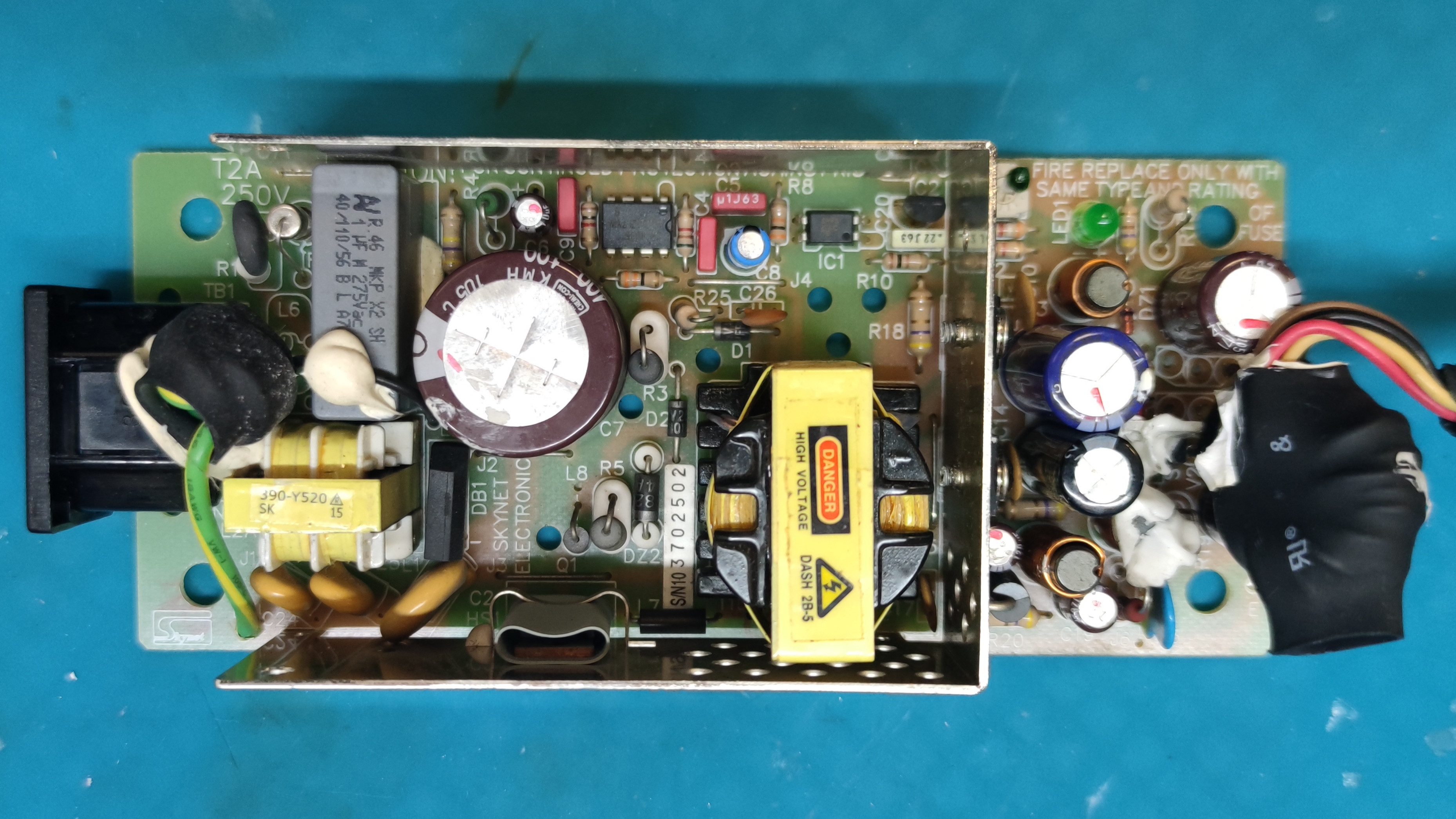 [Rozwiązano] Zasilacz Skynet SK8085 - niestabilne napięcia, mrugająca dioda