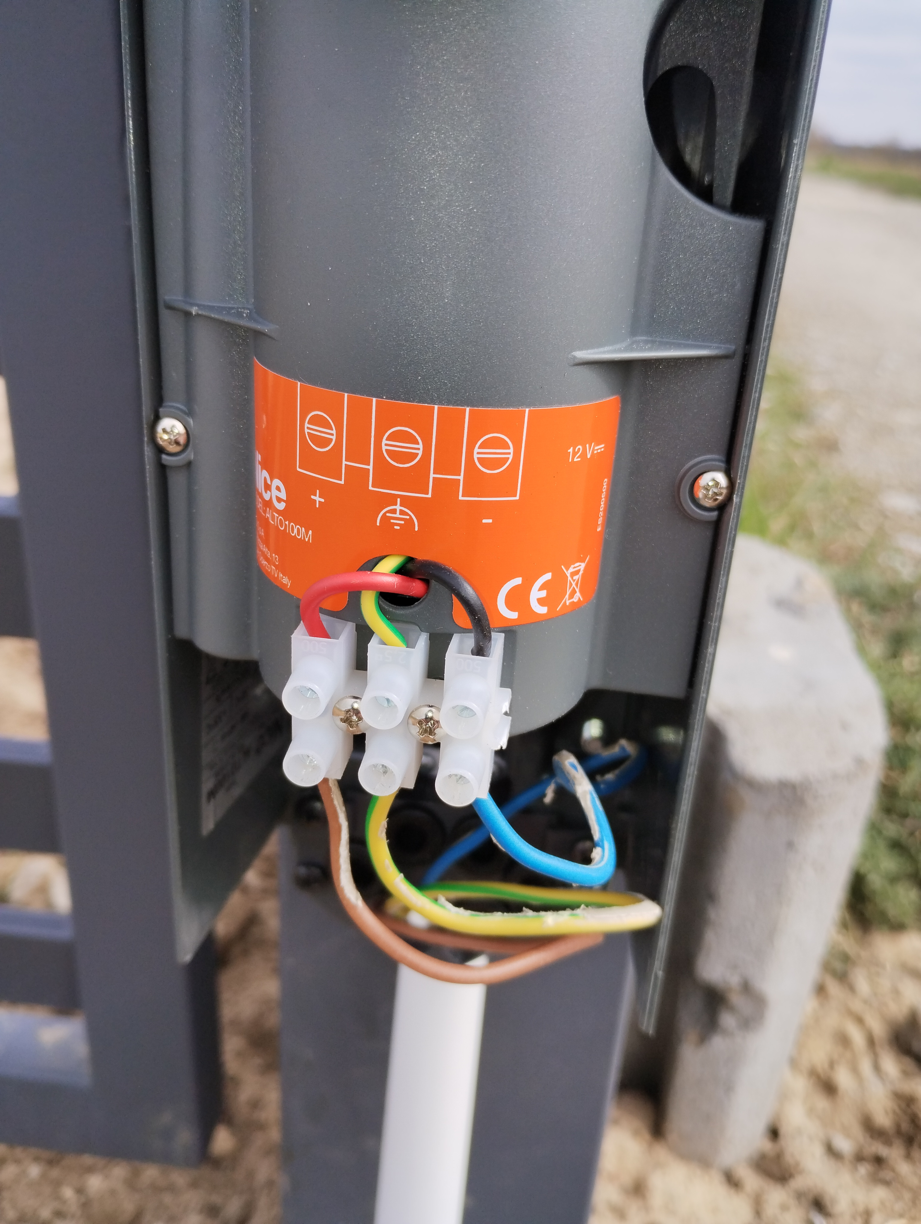 Kupilem bramę z system Nice Alto 100, ramię z centrala działa a drugie nie