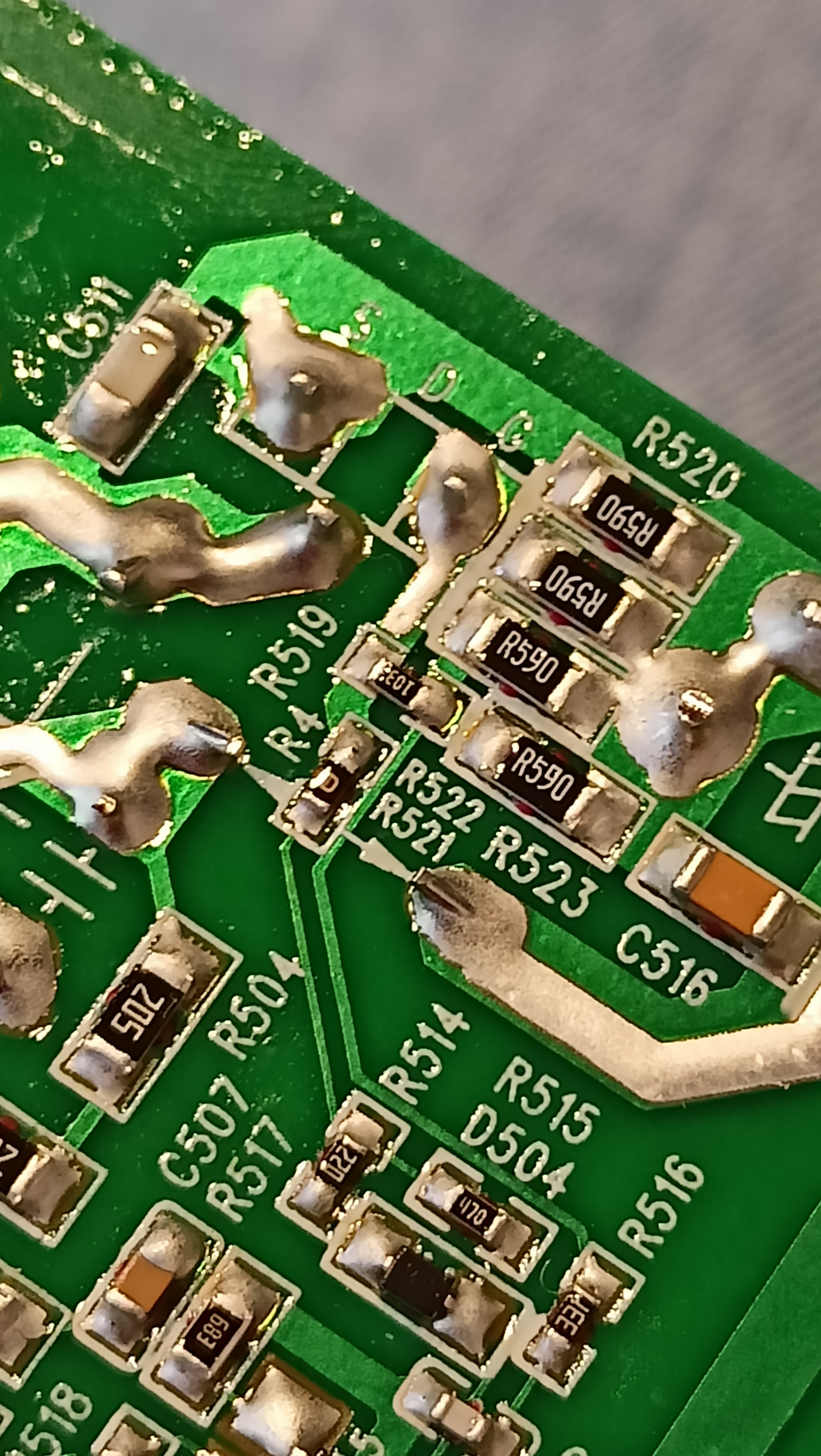 [Rozwiązano] Co to za element SMD R590? Potrzebna pomoc w identyfikacji.