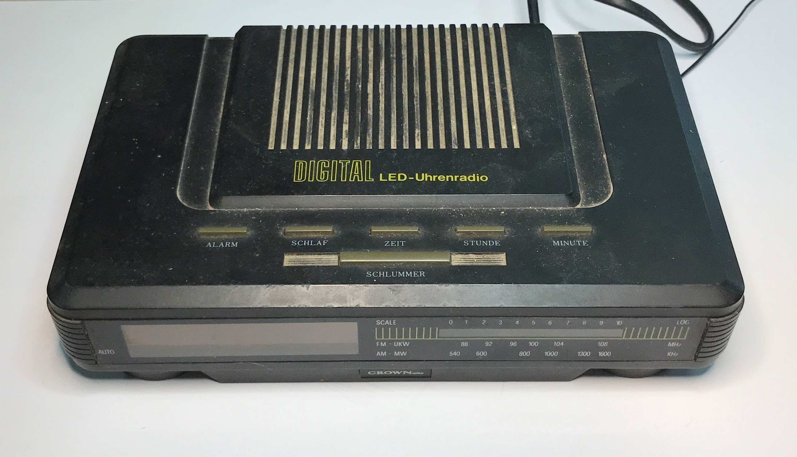 Retro radio alarm clock with LED display - interior, construction ...