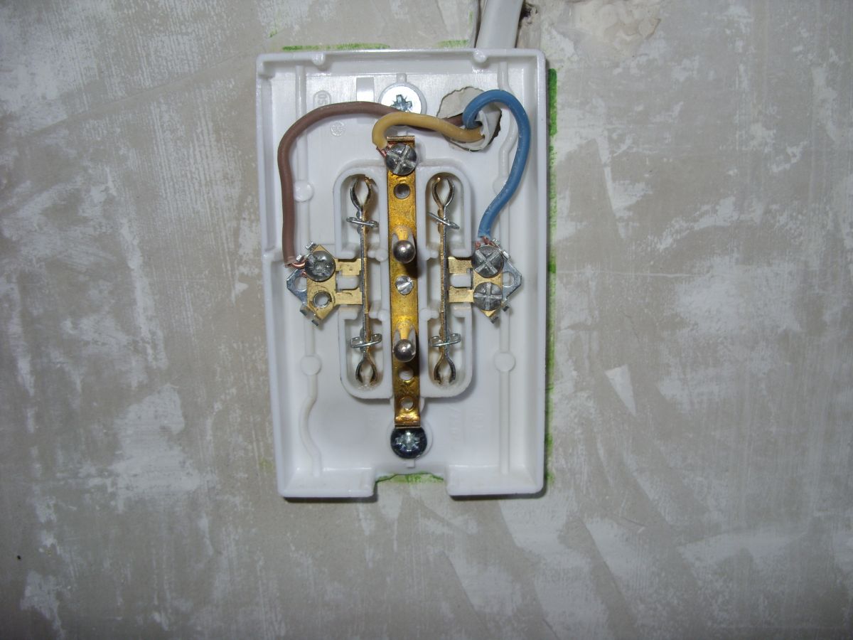 Podwójne gniazko bez uziemienia 2 x 2P a sprzet komputerowy w bloku ...