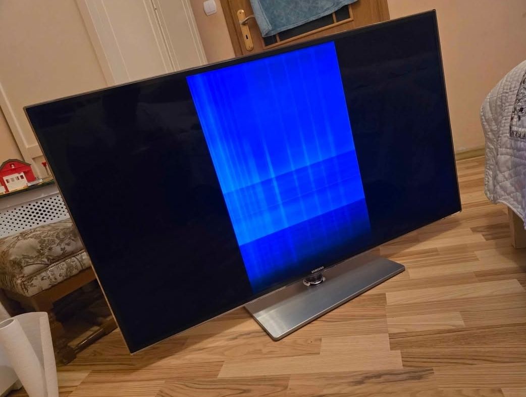 Samsung UE55D6530 – losowe artefakty na ekranie, czasem startuje poprawnie