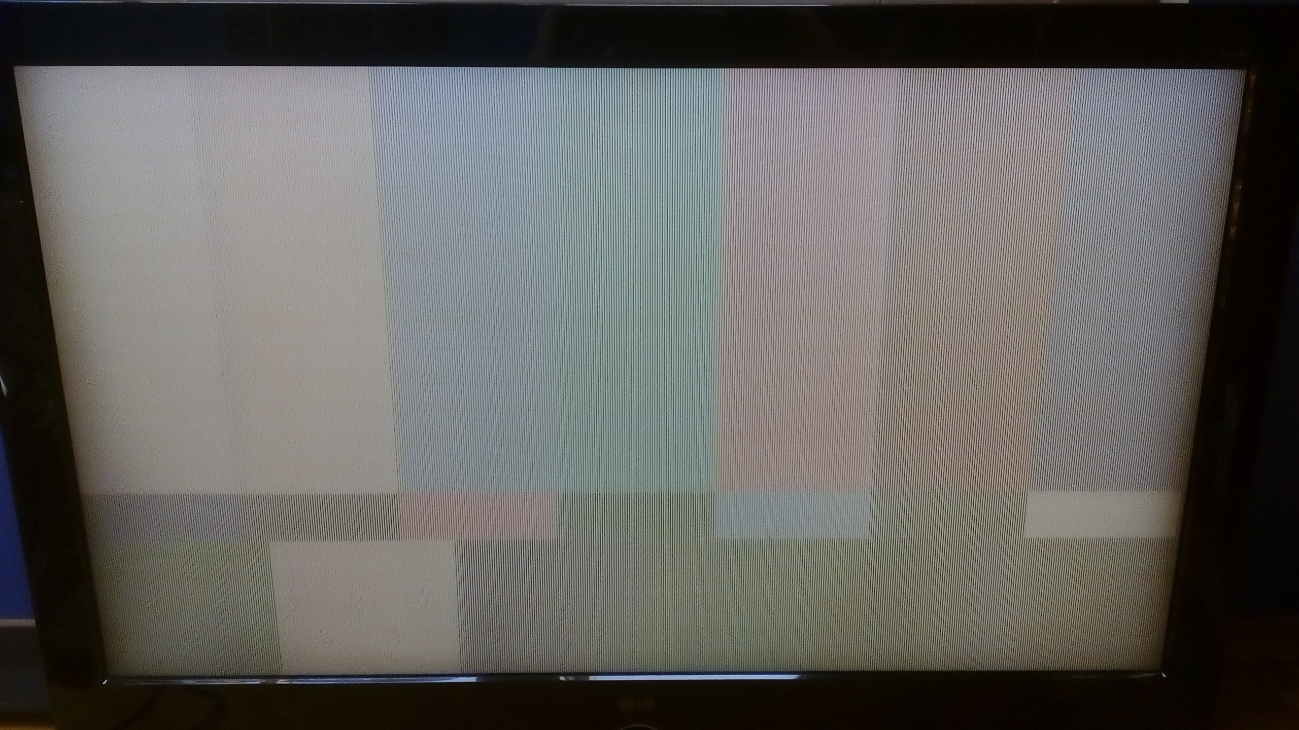 lg scarlet 42lg6000 - Zniekształcone kolory i pionowe pasy na ekranie