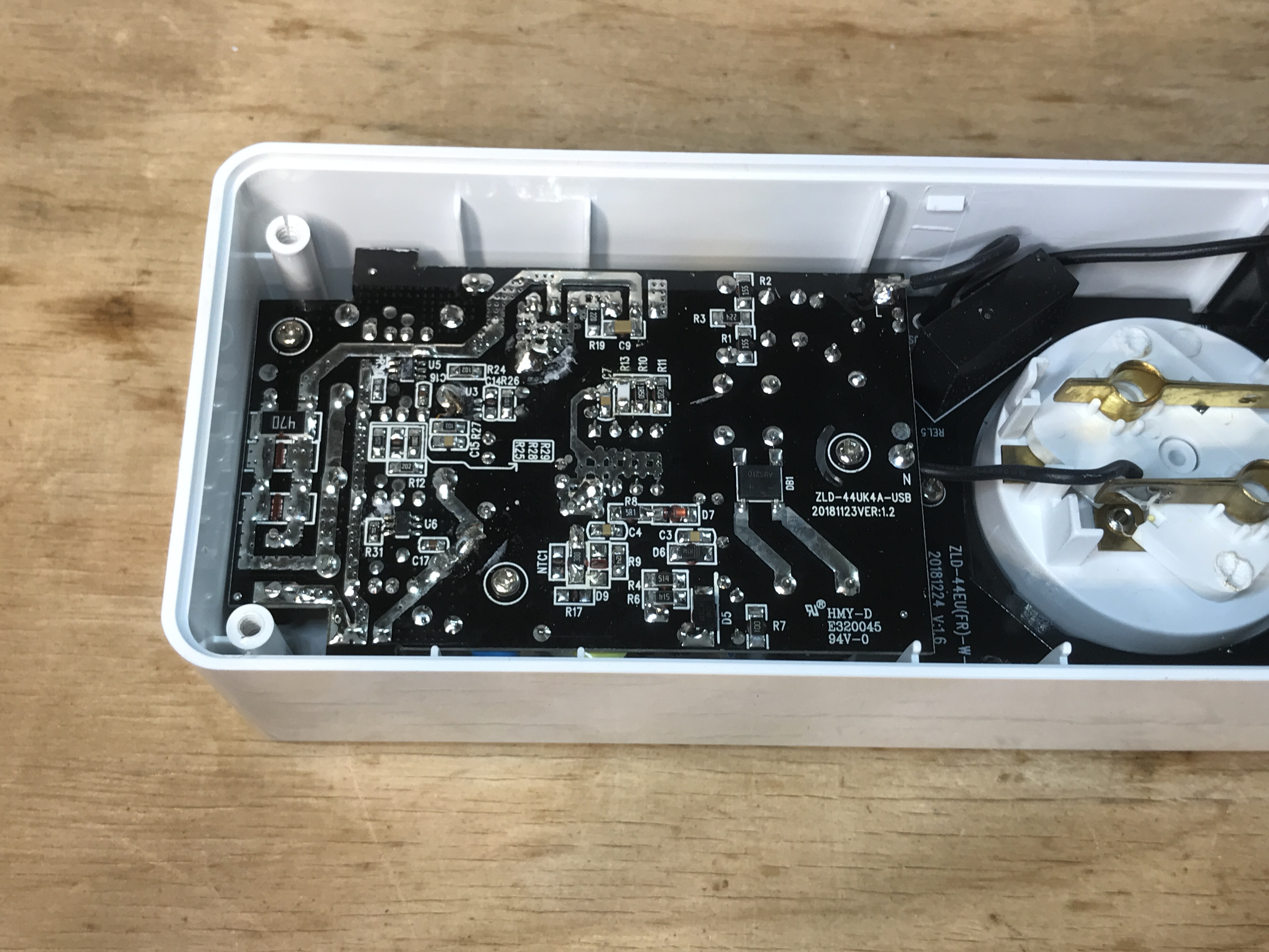[TYWE2S/ESP8266] Czterogniazdowa listwa z USB sterowana przez WiFi Woox ...