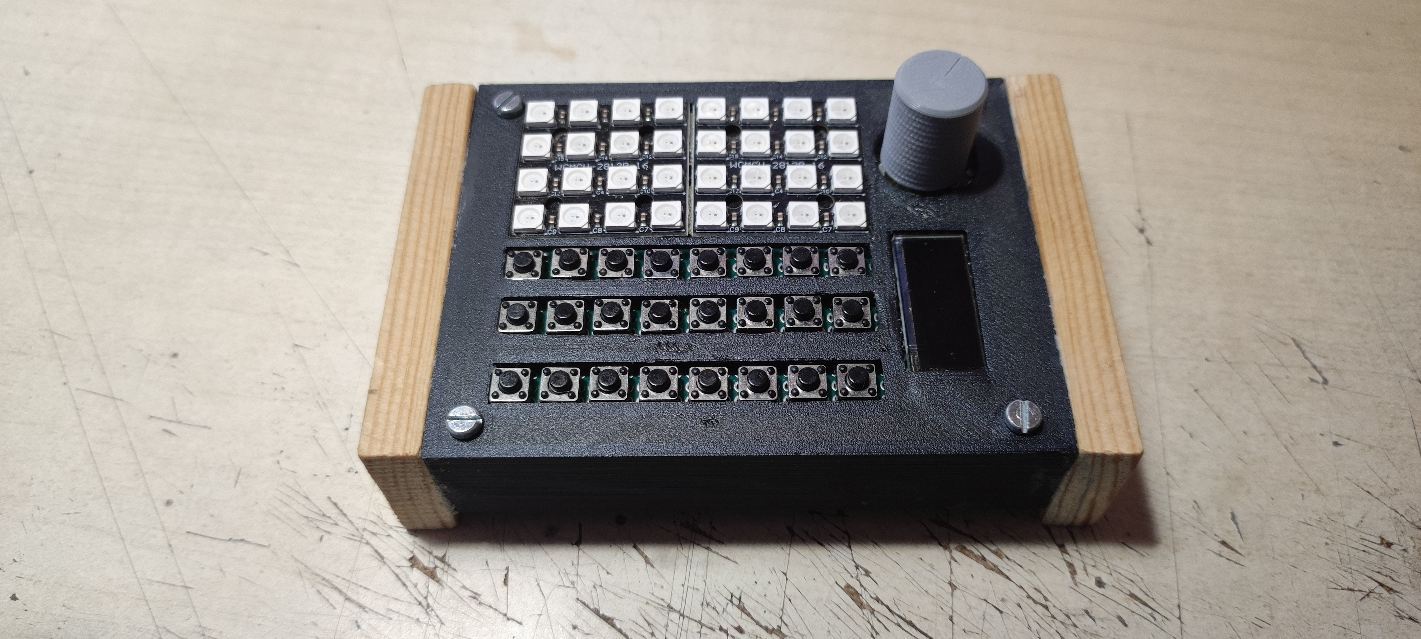 DRUM_2004_V1 - syntezator perkusyjny LOFI na bazie ESP32