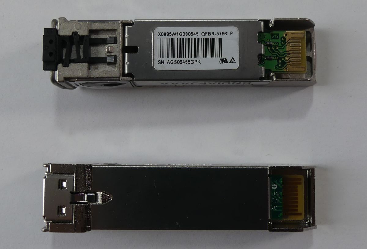 Wnętrze modułów optycznych SFP gigabit i fast ethernet