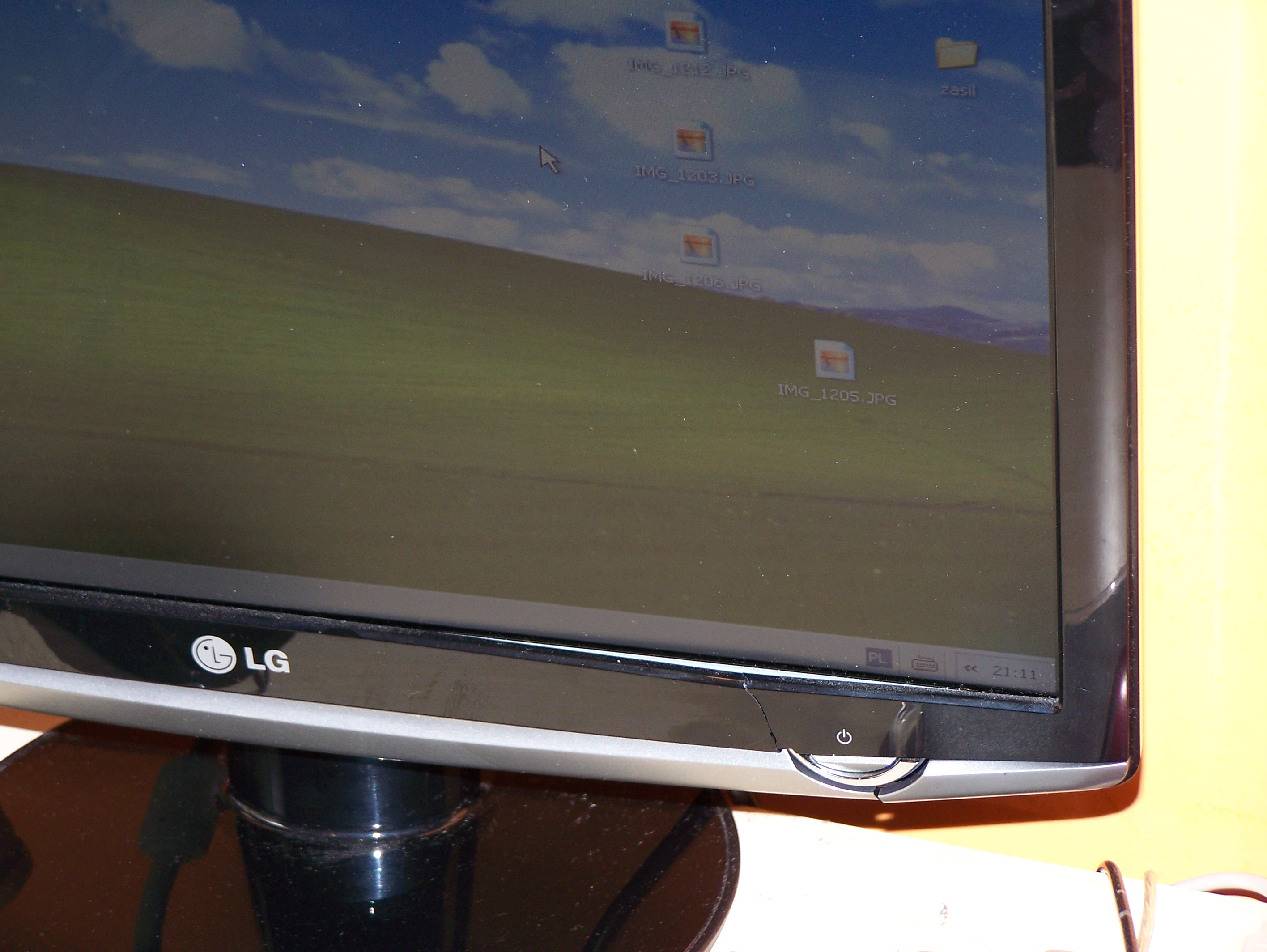 LG W1952TQ - odklejający się panel i pęknięcie obudowy, co na to sklep?