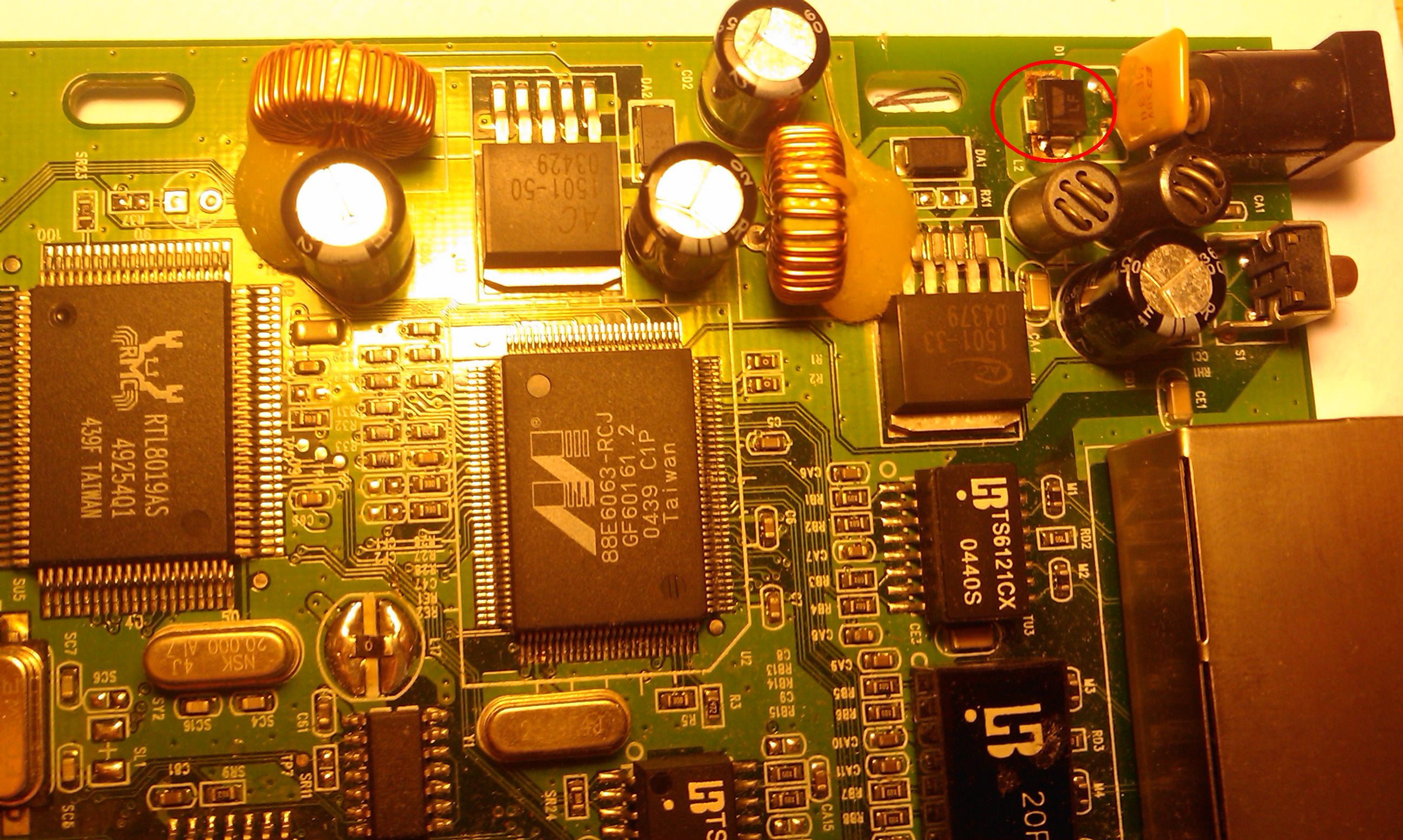 Linksys RT31P2 - dym z elementu po podłączeniu zasilania, co to może być?