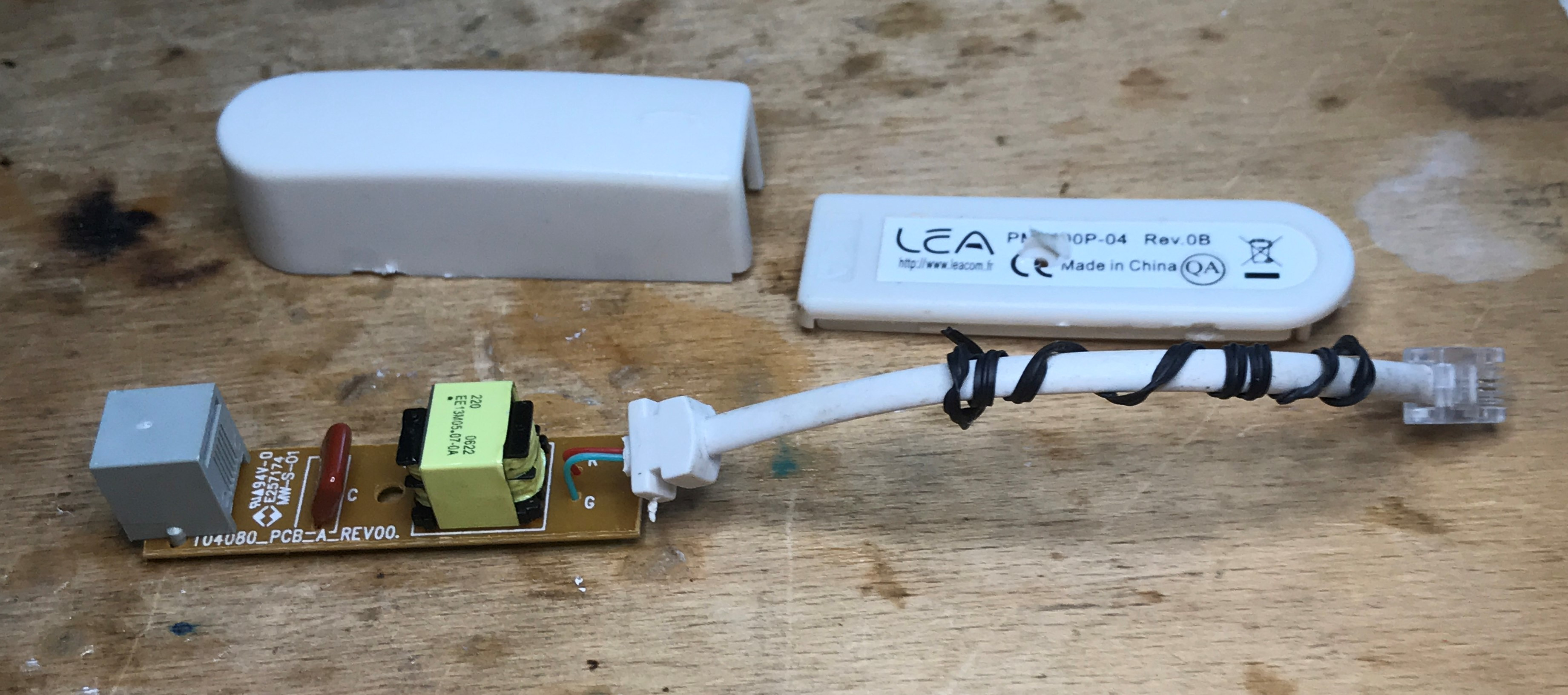 Wnętrze telefonicznego filtru, mikrofiltru ADSL model PMF600P-04