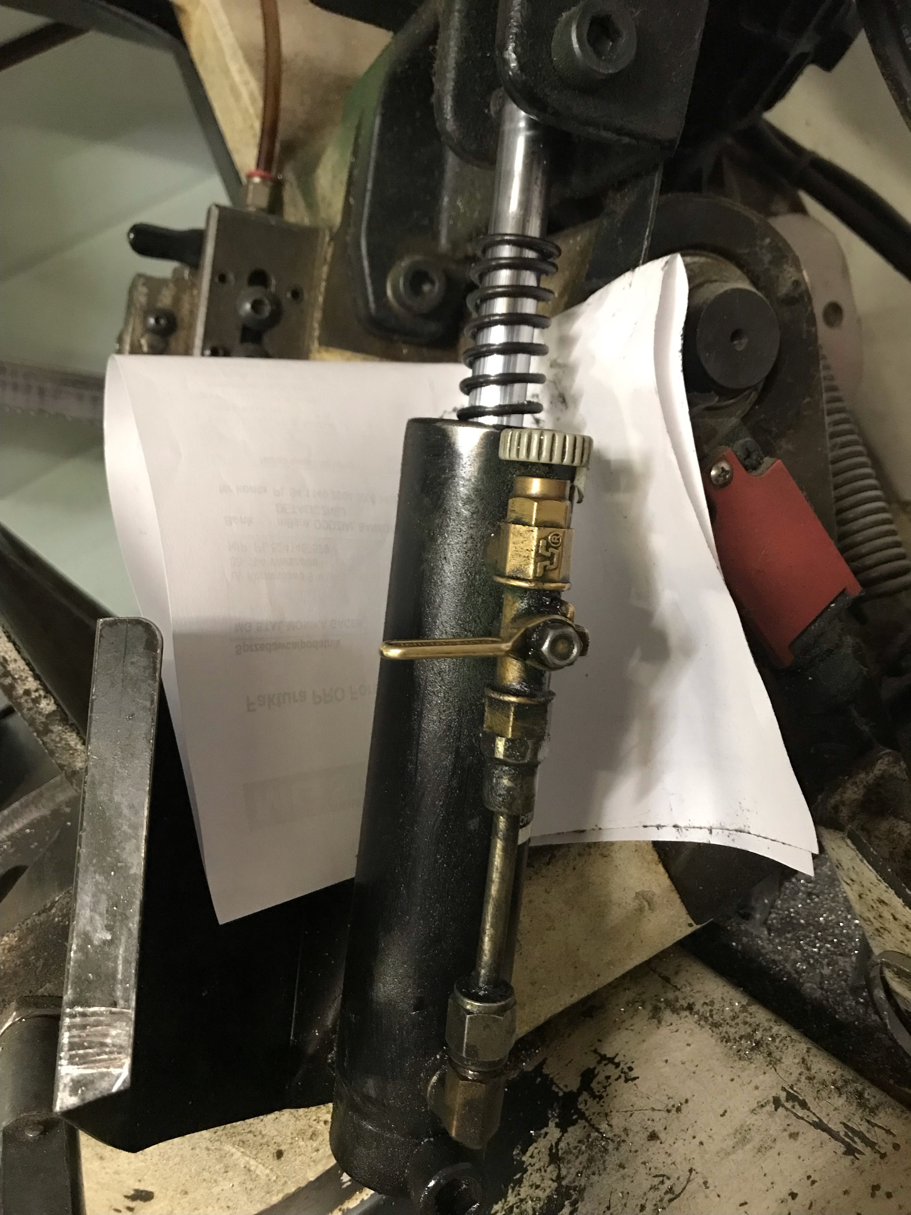 Piła taśmowa Jet problem z opadającym grawitacyjnie siłownikiem