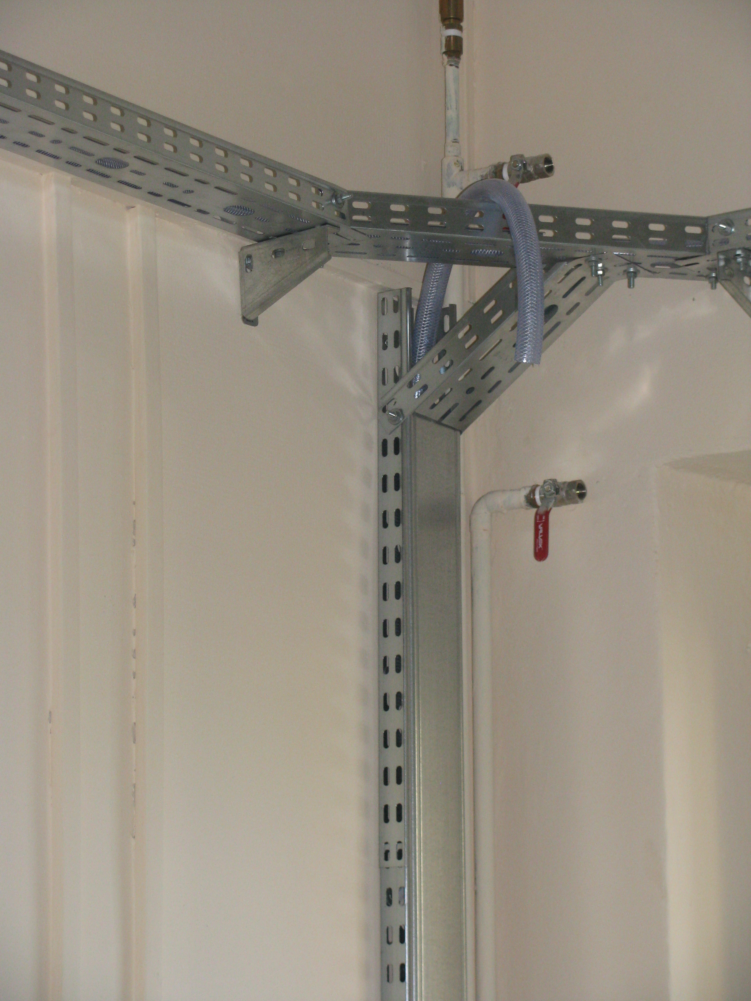 Jak zamocować rurki PVC do stalowej konstrukcji hali?