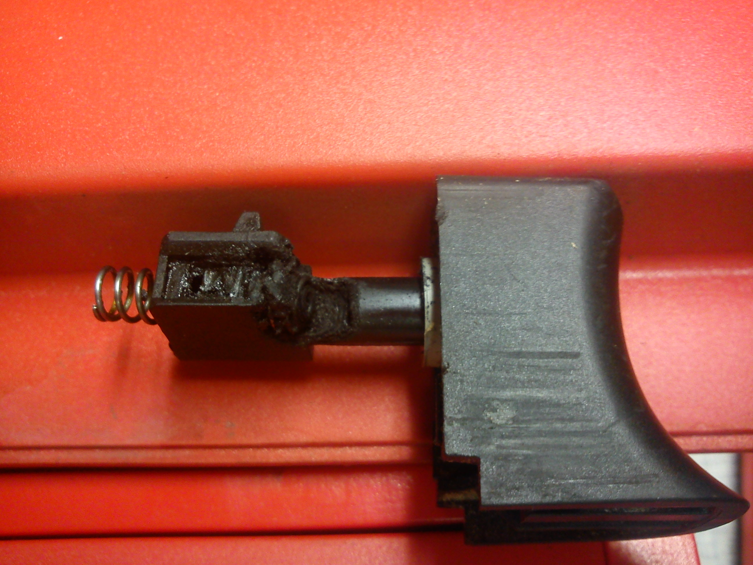 Wkrętarka Hilti SF 144A - Wypalony plastik wyłacznika