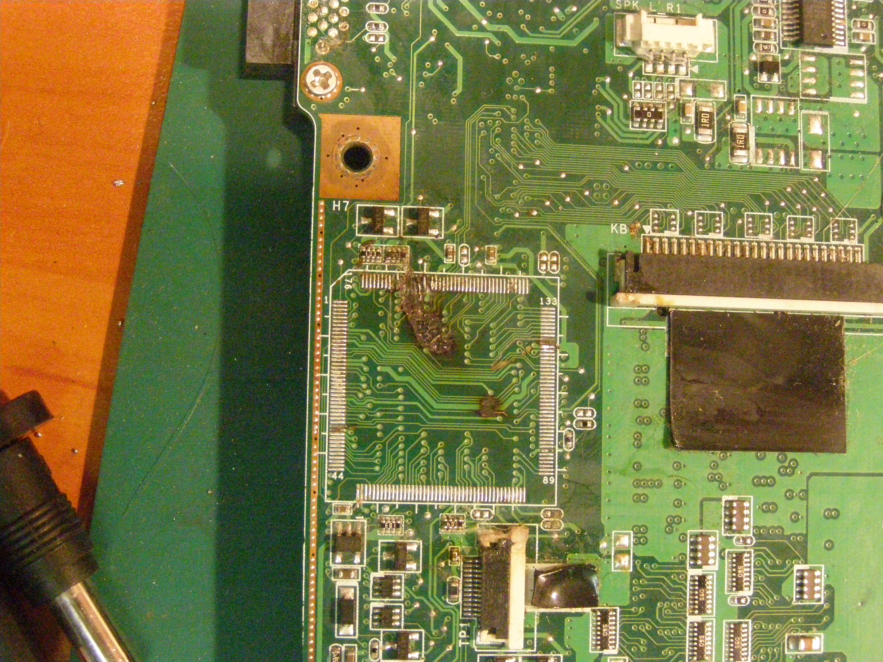 Naprawa uszkodzonego laminatu pod układem it8511te w Asus z96s po zalaniu