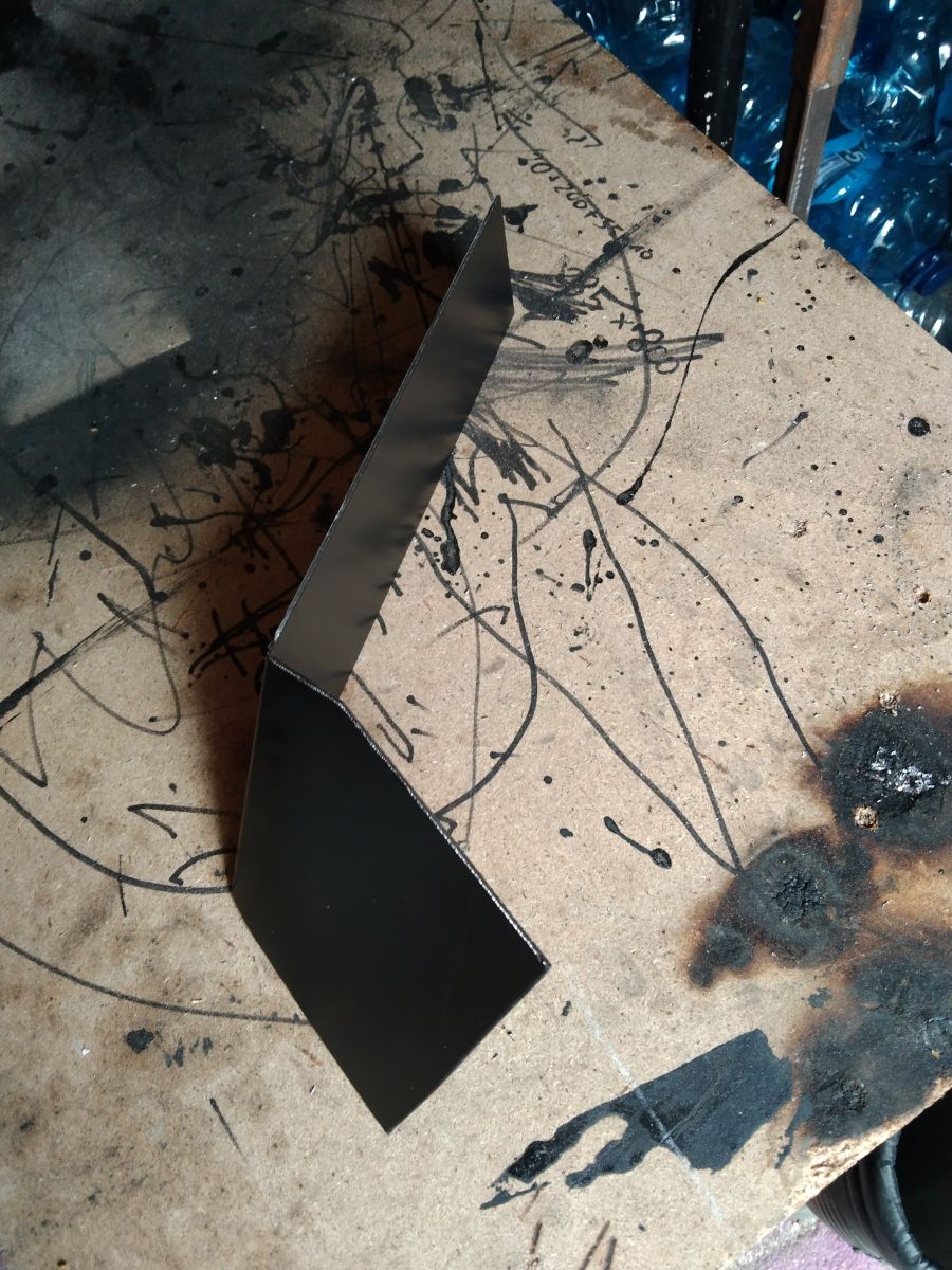 Pomoc w zwymiarowaniu i wycięciu elementu z blachy 2mm: widok z góry ...