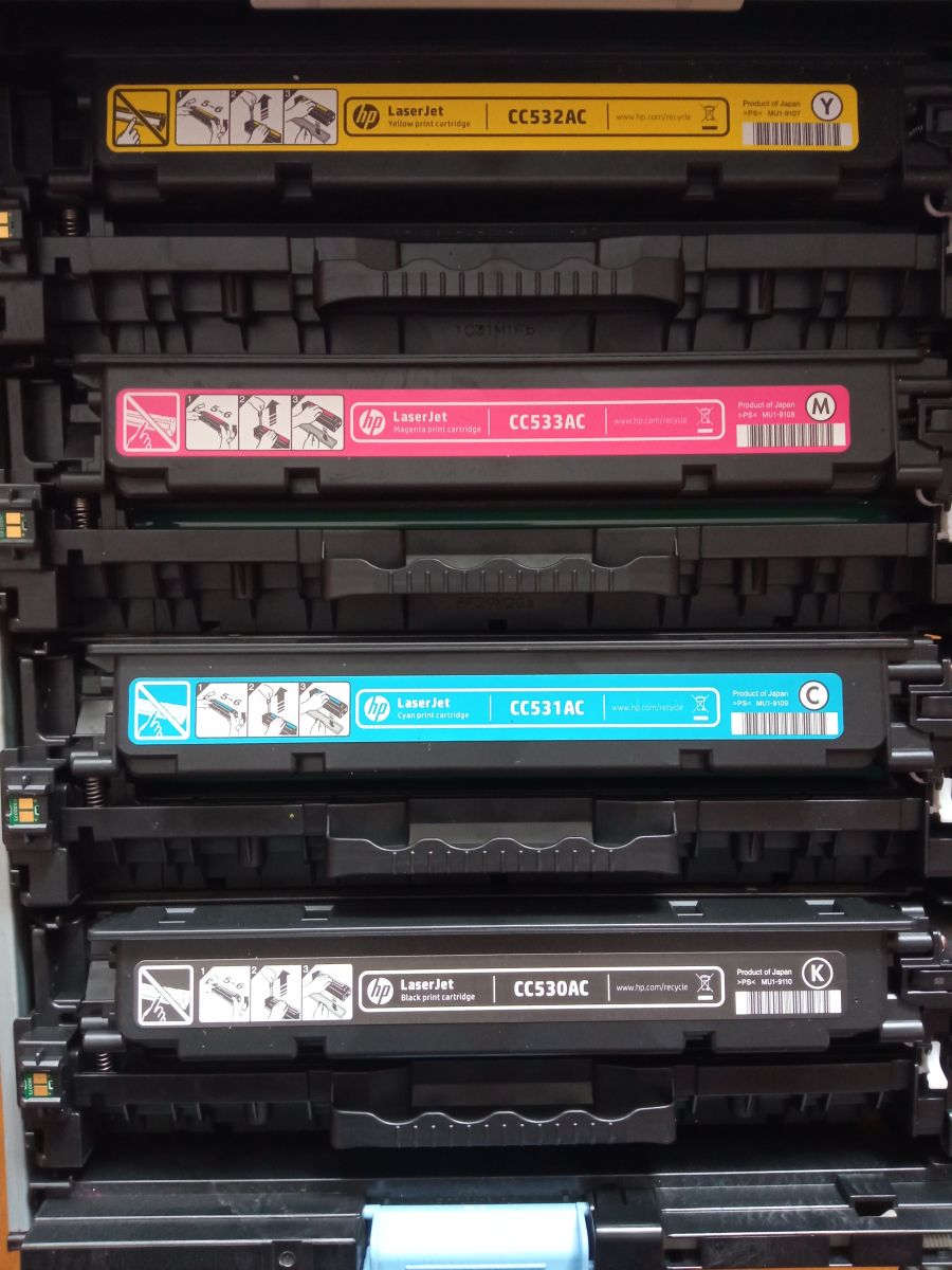 HP Color LaserJet CP2025n - Jak naprawić przesunięcie koloru w poziomie?