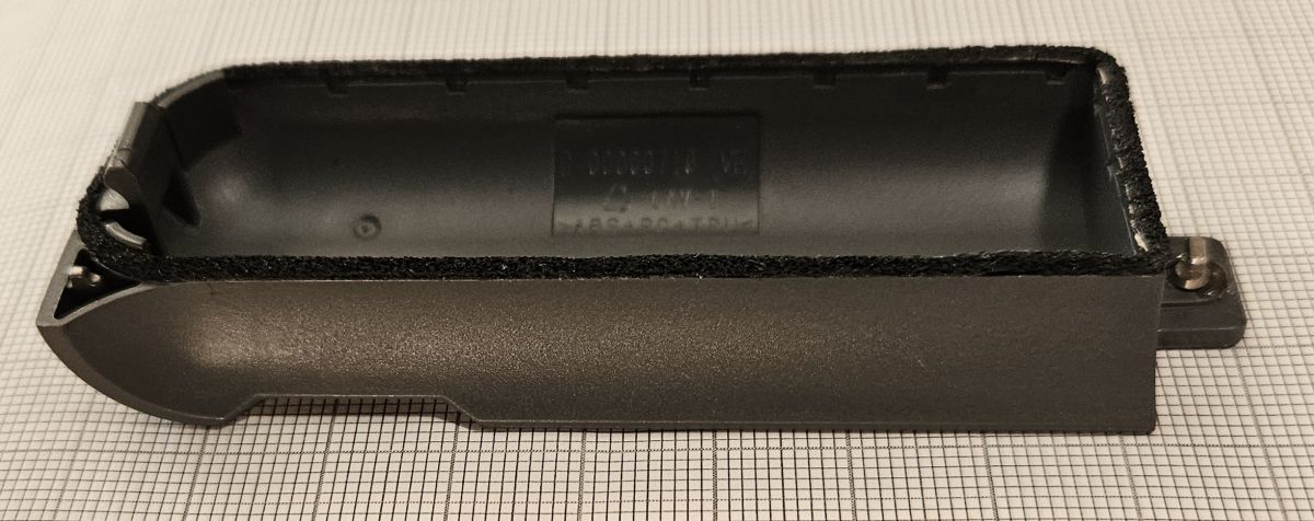 Zaprojektowanie elementu w 3D - pokrywa baterii w tym z 2 materiałów ...