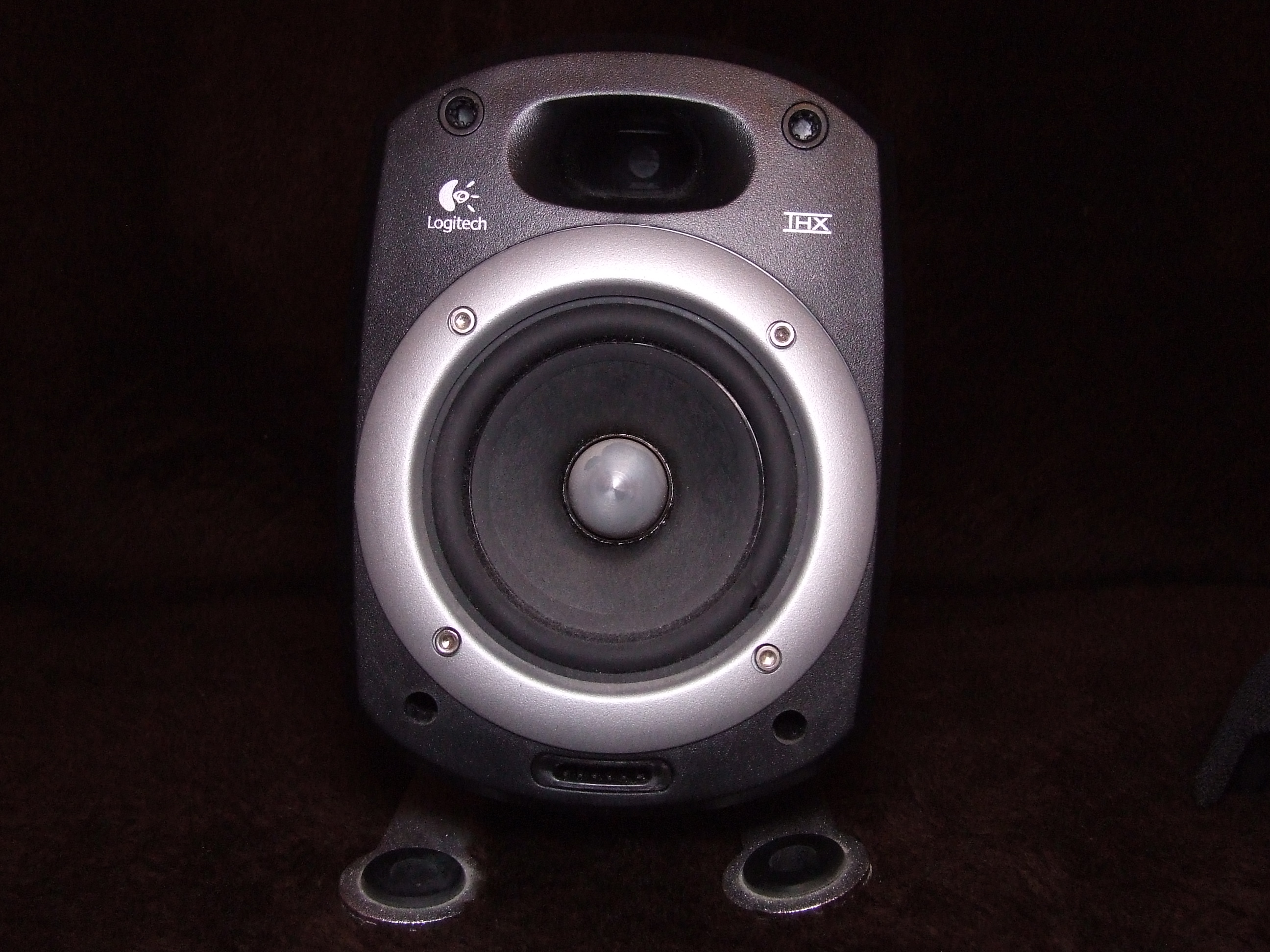 Identyfikacja zestawu głośników Logitech na podstawie zdjęć satelitek