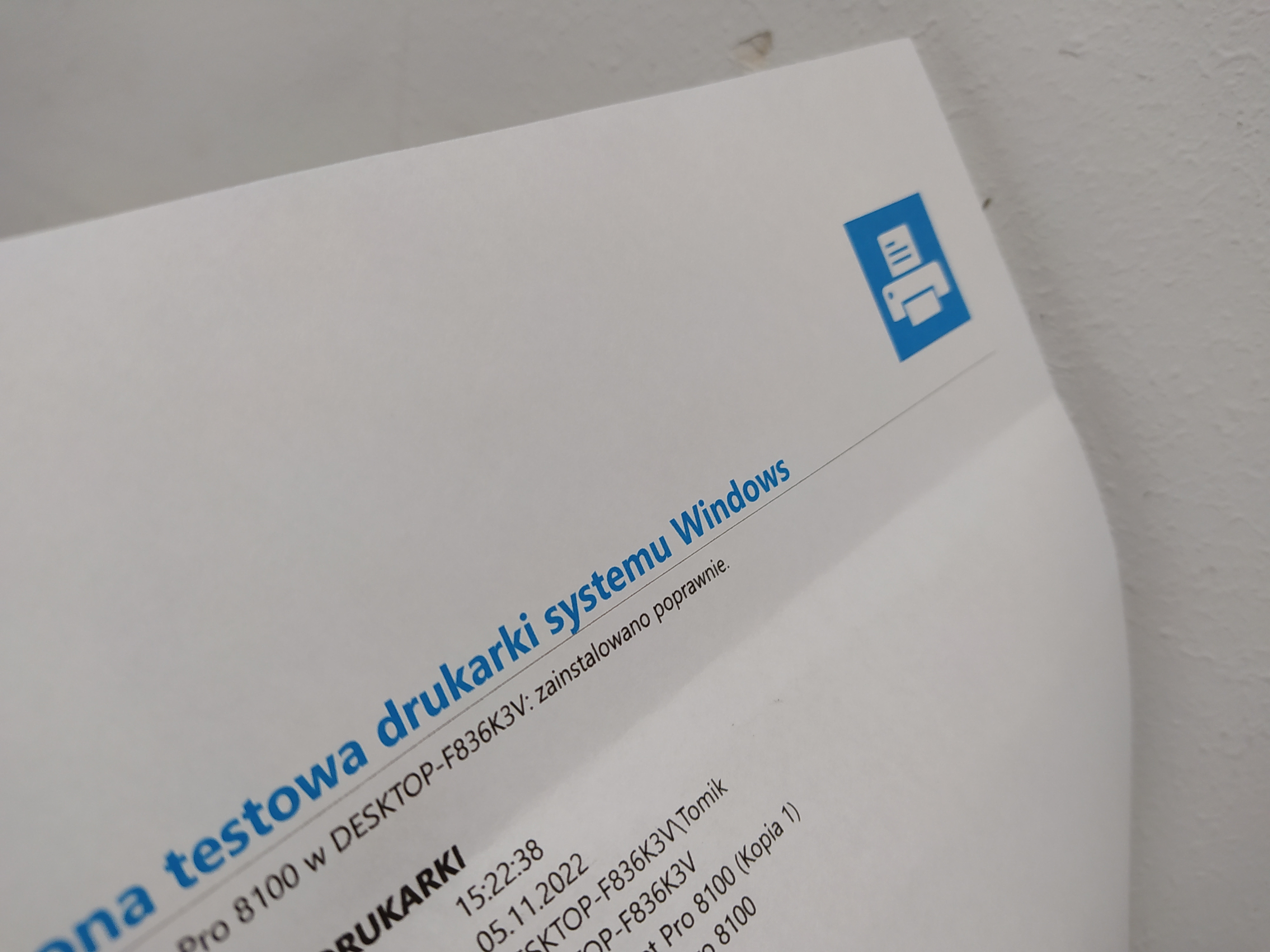 HP OfficeJet Pro 8100 - Lekko cofa pierwszą kartkę zaginając ją.