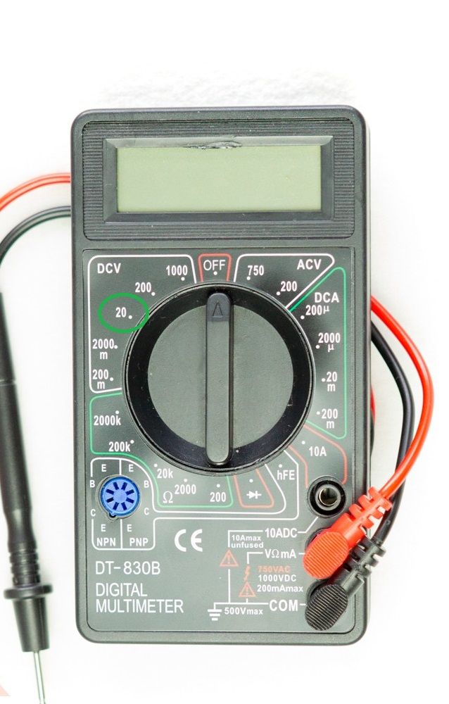 Niezrozumiałe wskazania multimetru podczas ładowania ogniw ...