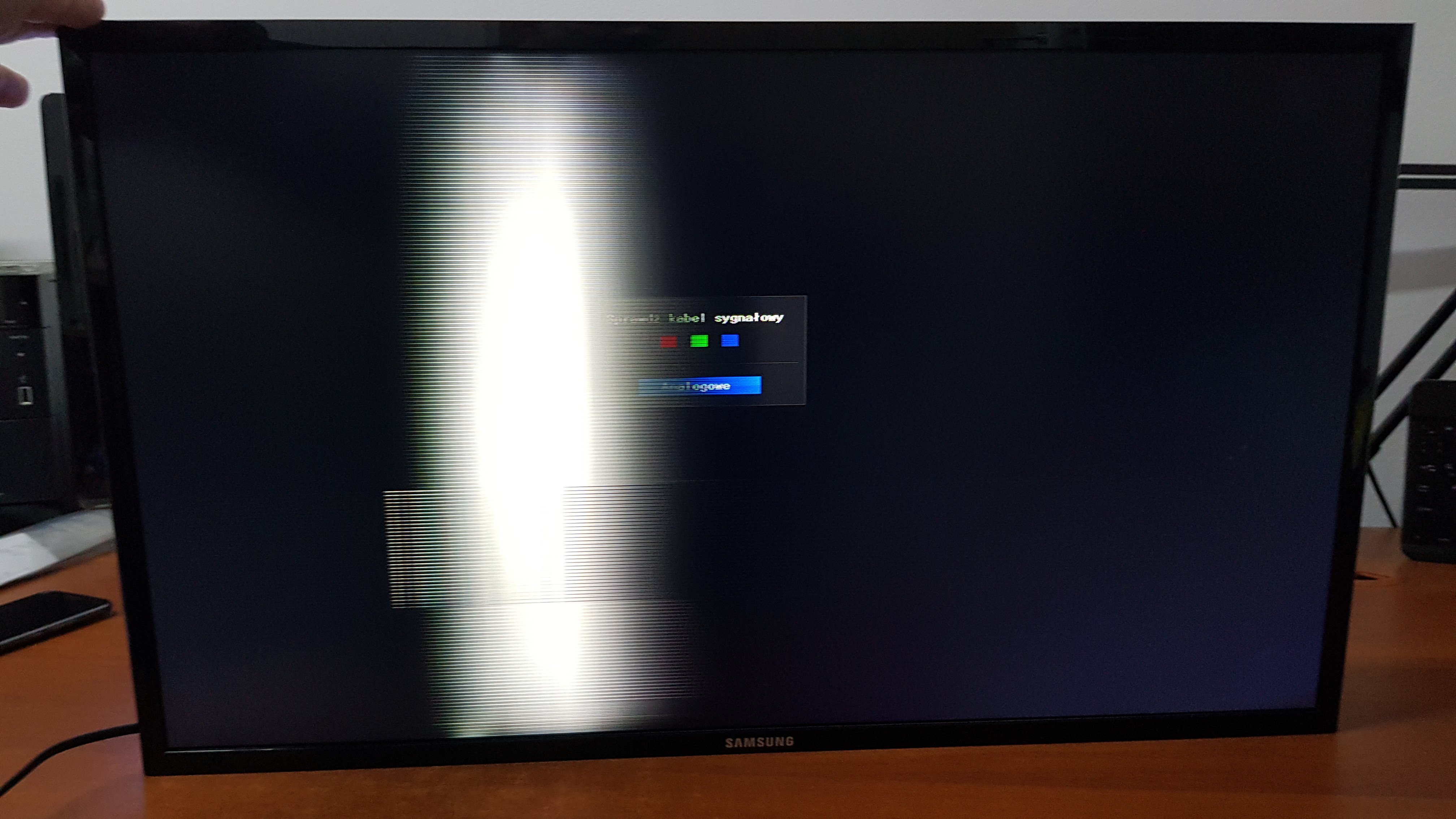 [Rozwiązano] Pasy na ekranie monitora - usterka ustępuje, gdy monitor ...