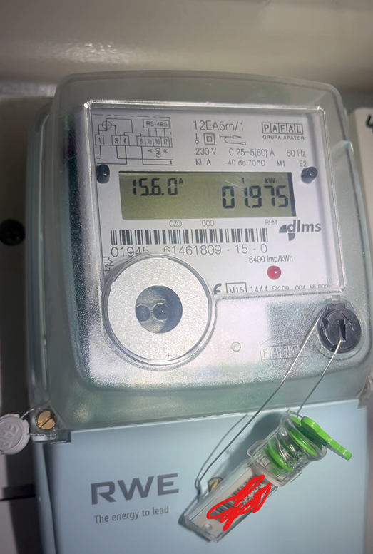 Jakie wskazania zawiera licznik i gdzie znajdę bieżące zużycie?