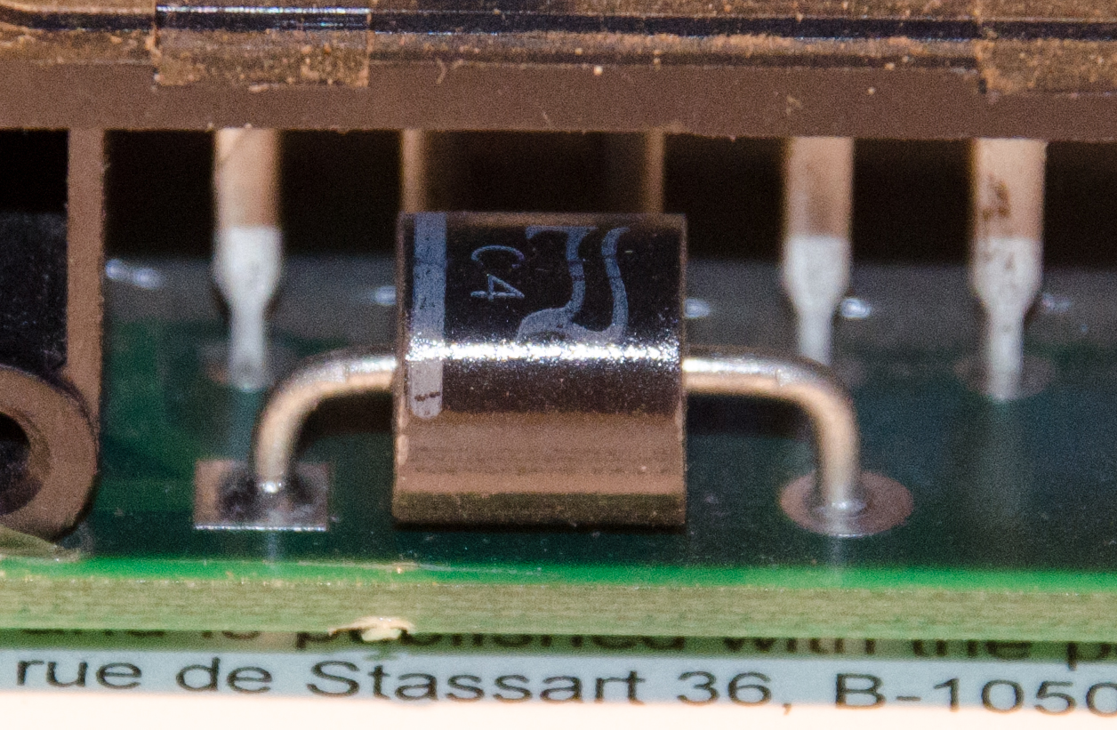 C4 na płytce sterownika grzałek – identyfikacja elementu 8mm, nie przewodzi