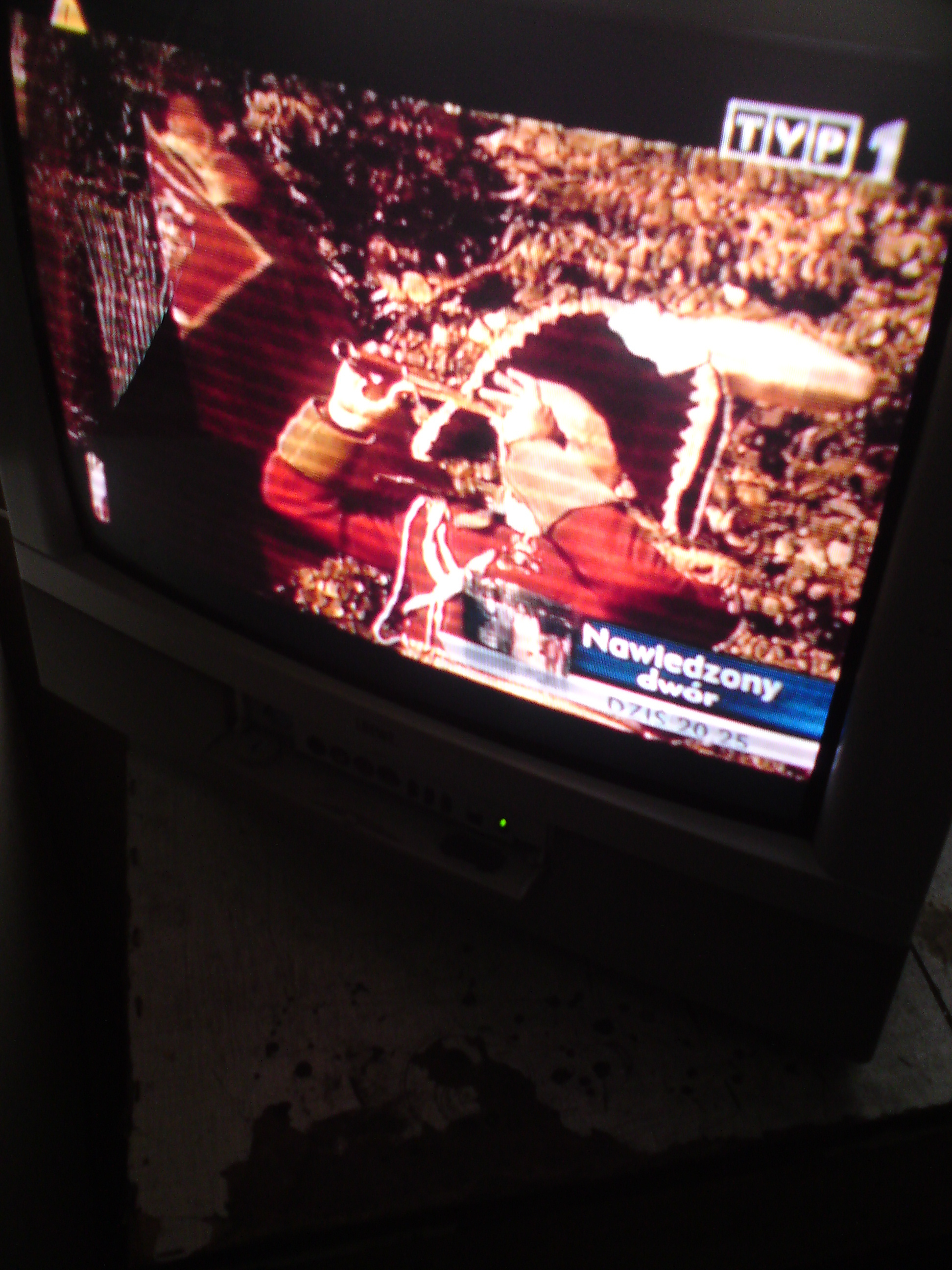 Loewe Calida 5155 E3000 - Jak usunąć poziome pasy na ekranie?