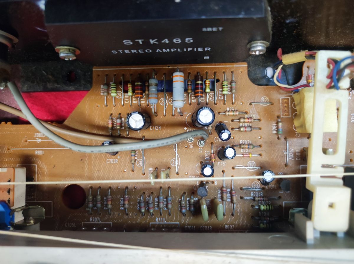 Hitachi SR-2001 – brak dźwięku, grzejący się Q801 (2SD330), napięcia ...