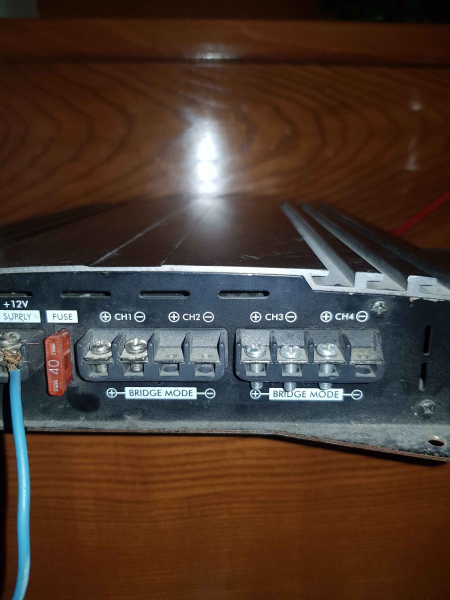 Jak podłączyć subwoofer do wzmacniacza Blaupunkt EMA 460?