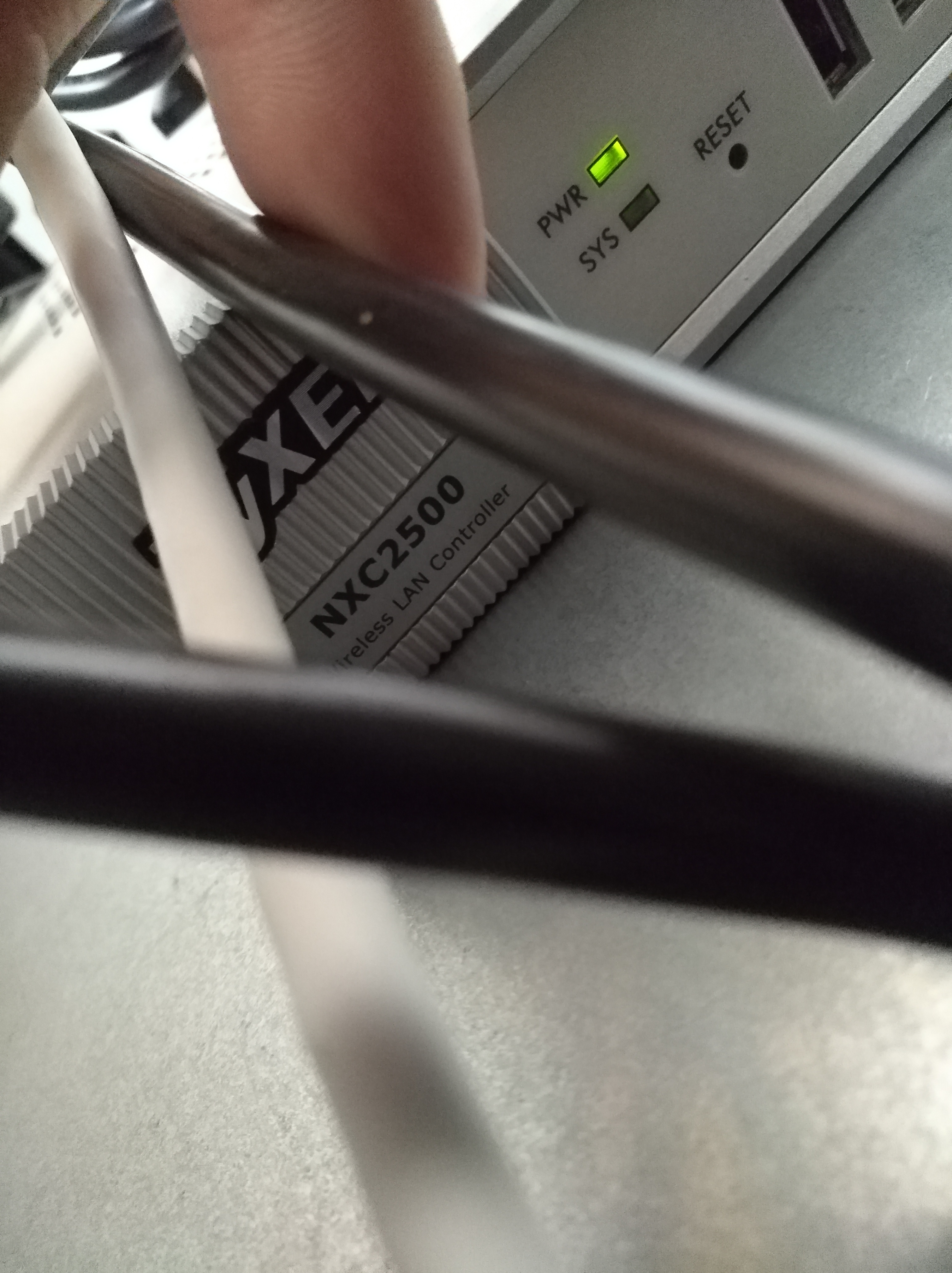 Konfiguracja sieci WiFi ZyXel: ZyWall USG 20, NXC2500, 6 anten, brak haseł