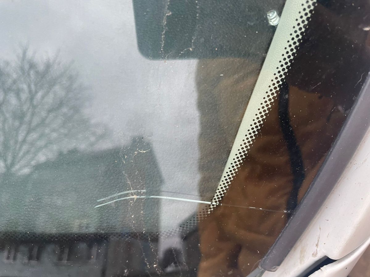 Pęknięcie czy rysa na szybie - czy można jeździć bez problemów z policją?