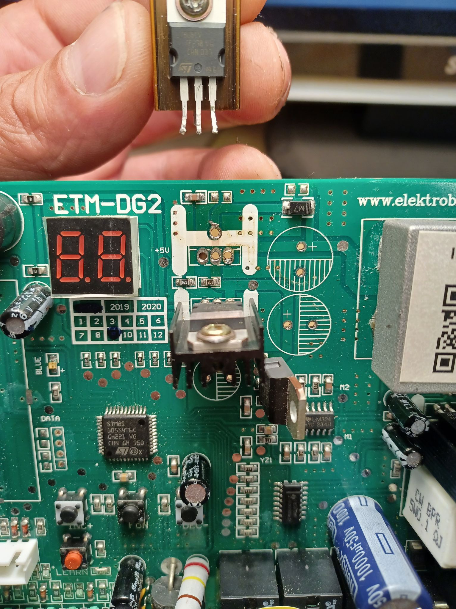 Sterownik bramy ETM DG2 Elektrobim - brak jednego napięcia, stabilizator 7805 czy 7905?