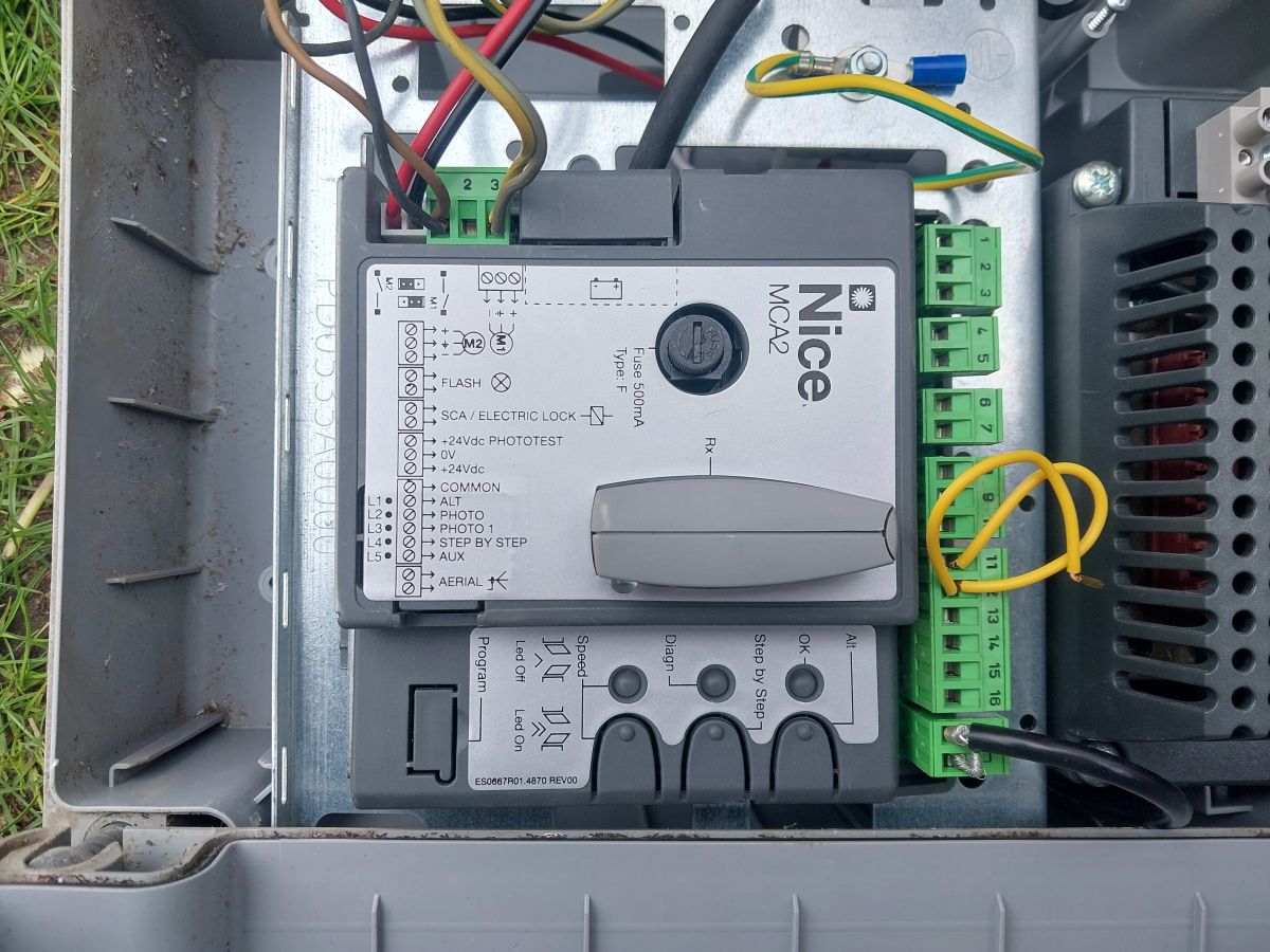 Nice MC424 MCA2 – jak ustawić otwieranie bramy po krótkim naciśnięciu pilota?