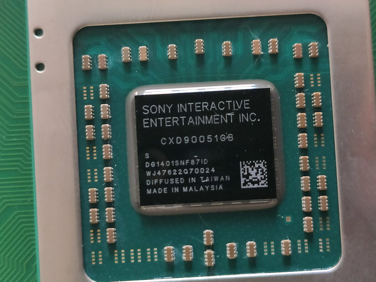 Identyfikacja brązowych elementów na procesorze PS4 Slim