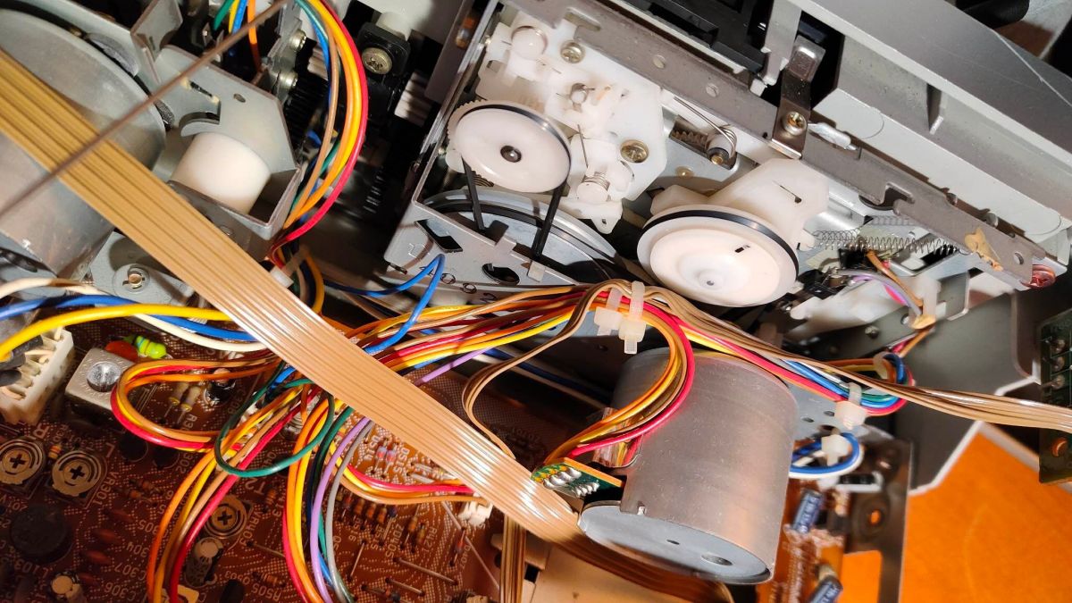 [Rozwiązano] Sharp RT-2323 - Problem z wkręcaniem kaset, lewa rolka ...