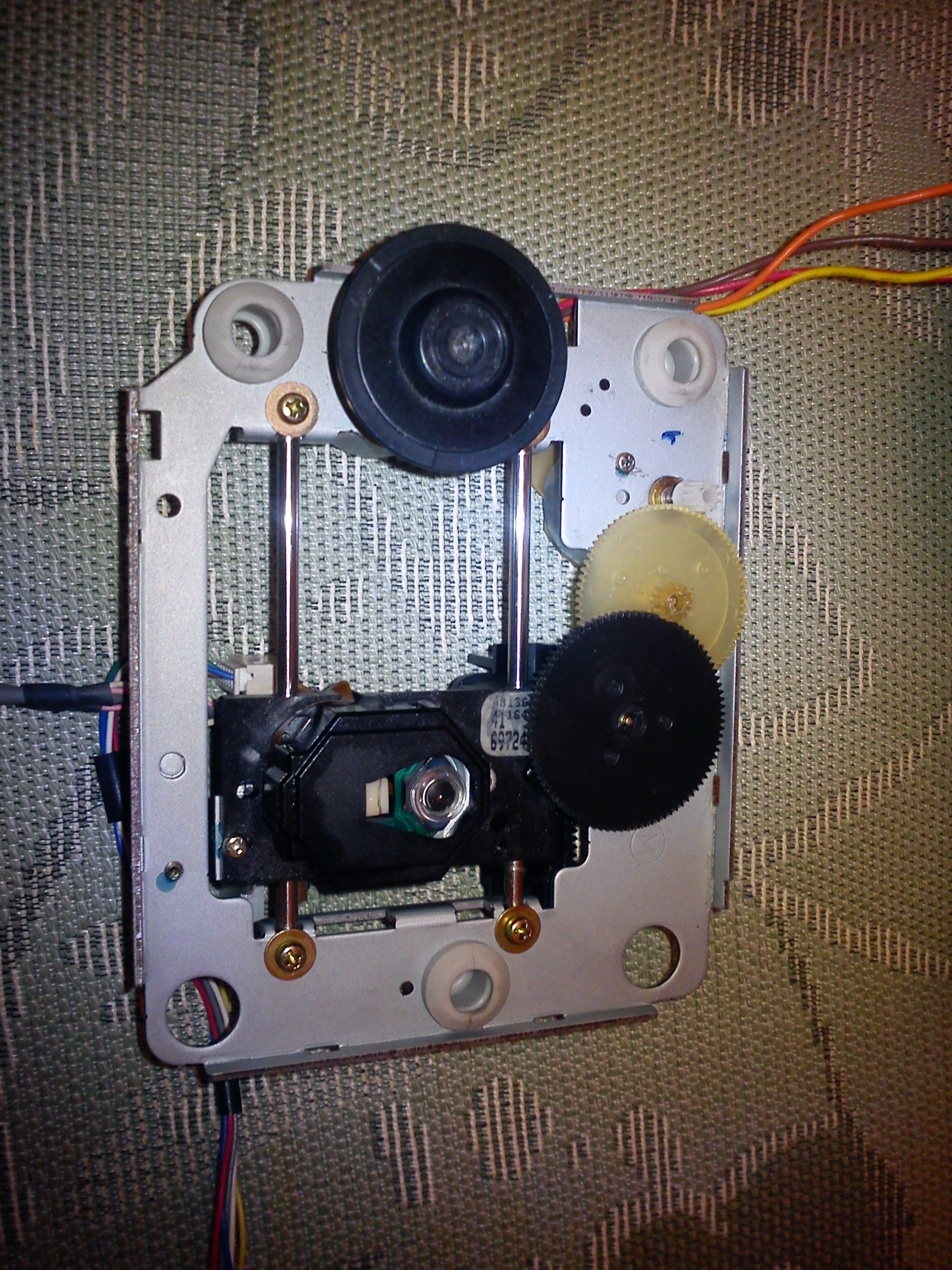 wieża SHARP CD-S370 - poszukuję kół zębatych do napędu wózka lasera a właściwie