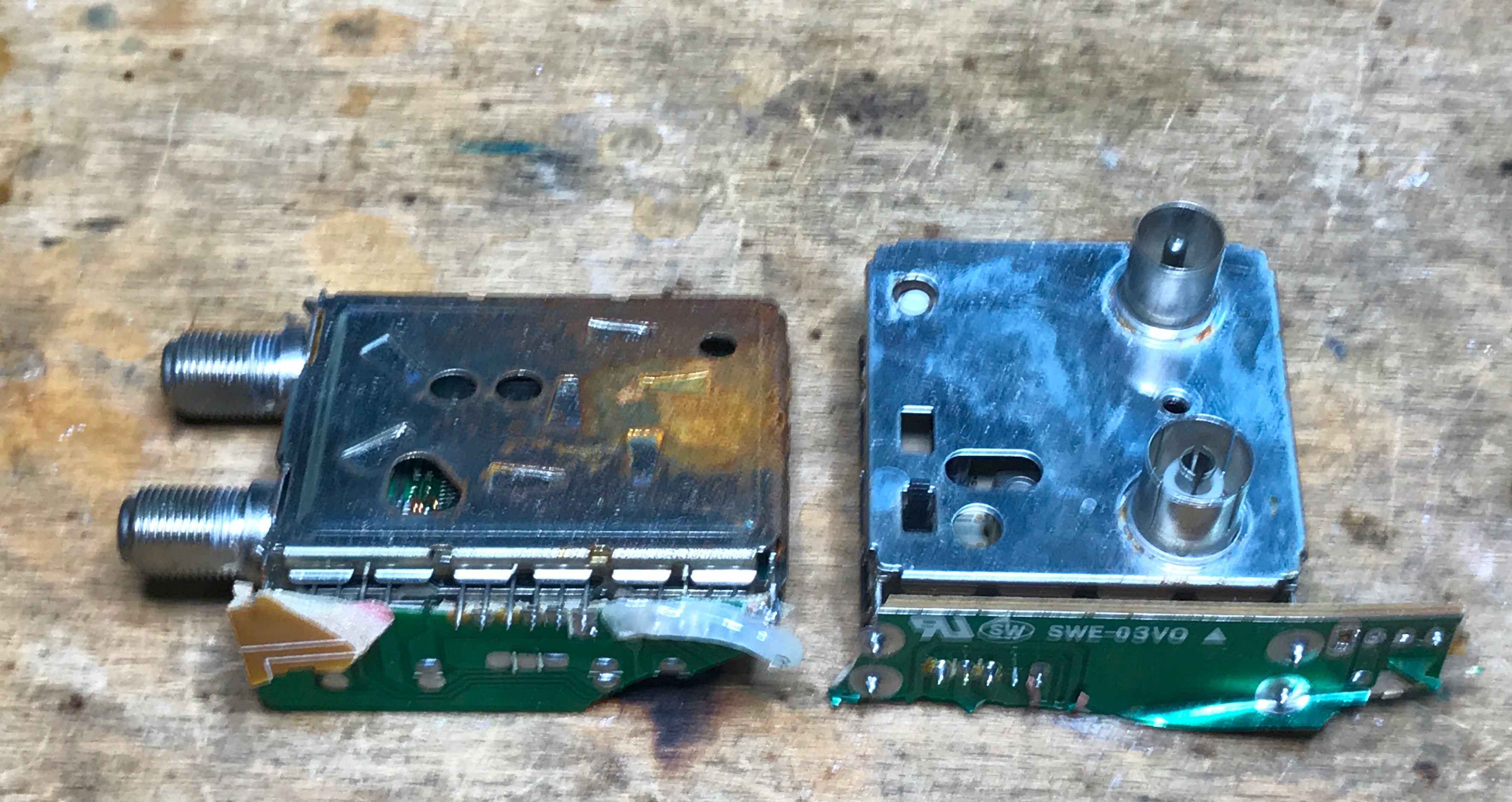 Stary tuner satelitarny Strong SRT-228 - wnętrze, odzysk części ze środka