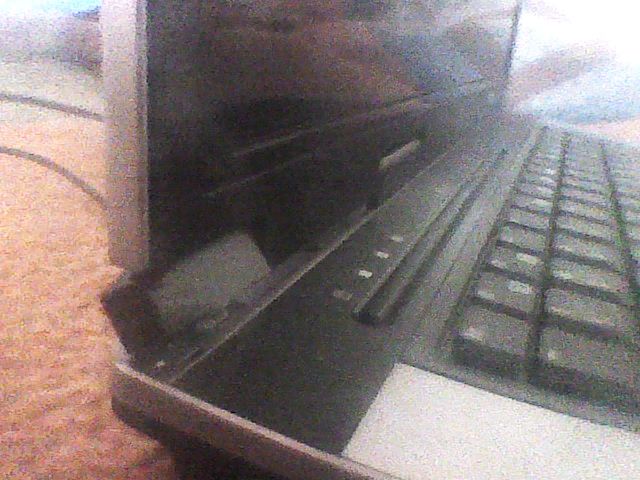 ASUS X50GL - Niezidentyfikowany popsuty element przy matrycy.