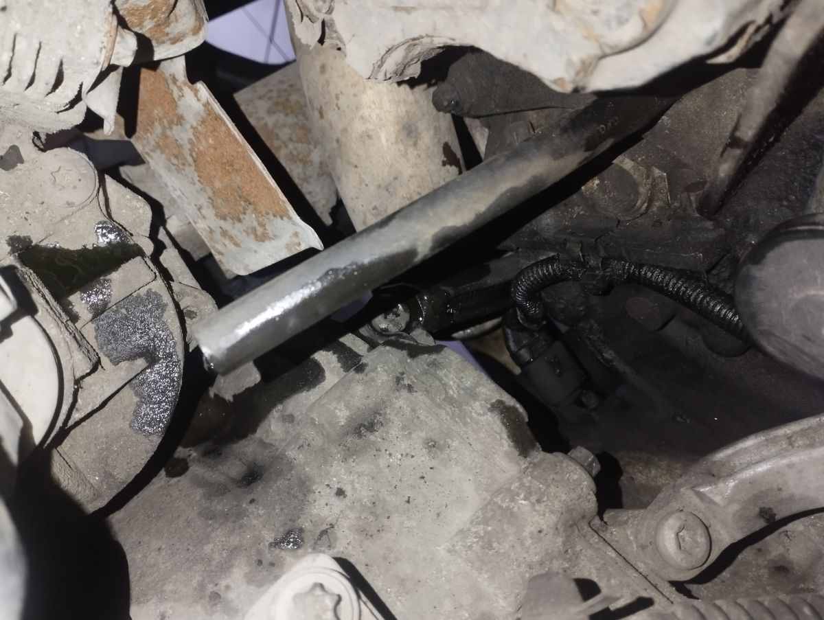 Mercedes A169 180 CDI - rurka z tyłu silnika, wyciek płynu chłodniczego