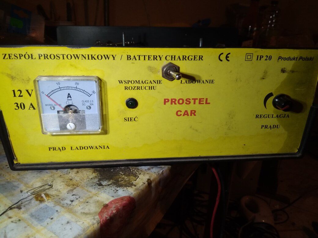 Dlaczego prostownik zepsuł się po podłączeniu do regulatora mocy?