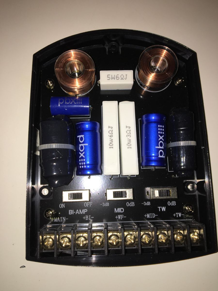 - Car radio + crossover z B-amp + 3way component speakers polaczenie